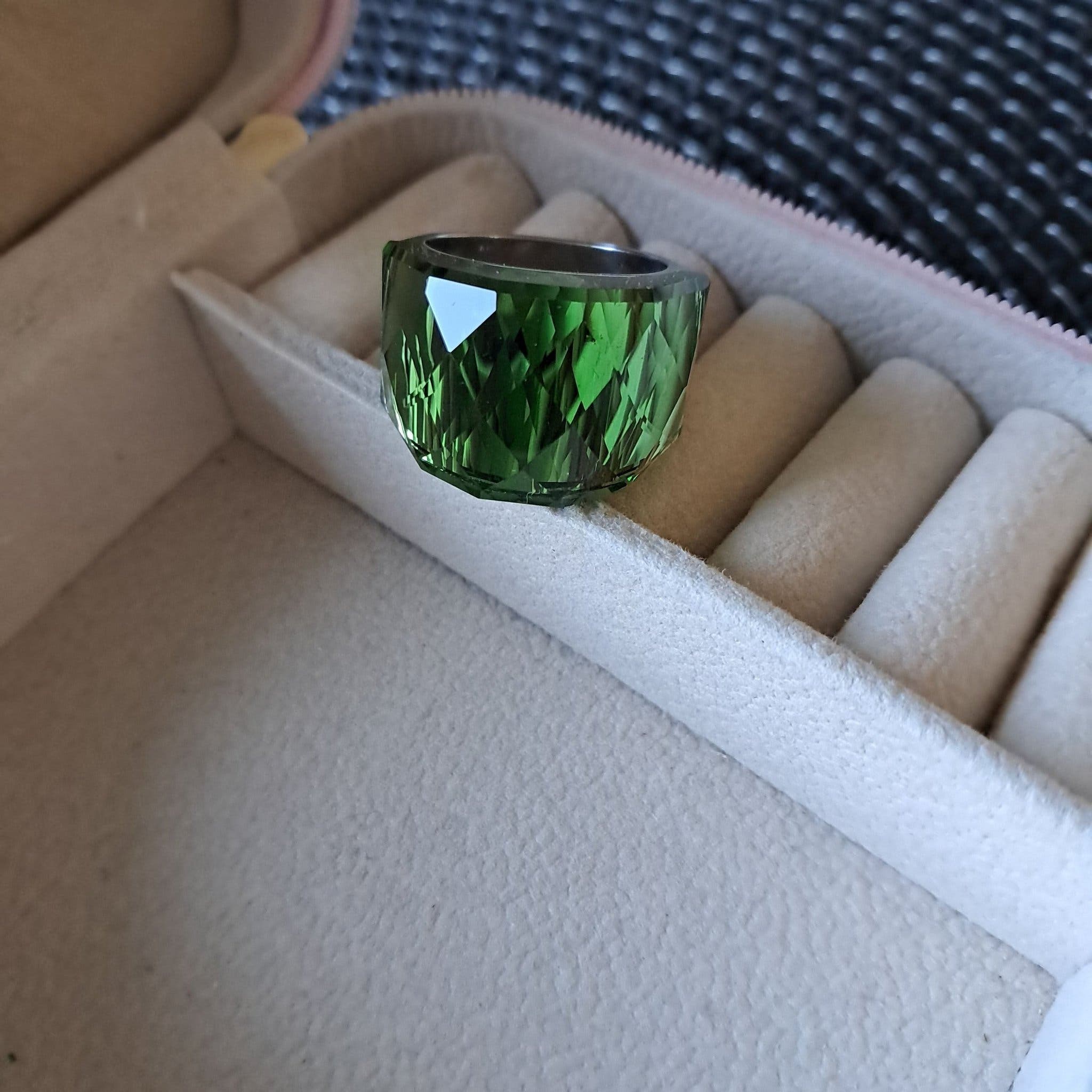 Ny Grön Ring med Stor Sten Stl 18 | Köp på Tradera (701511438)