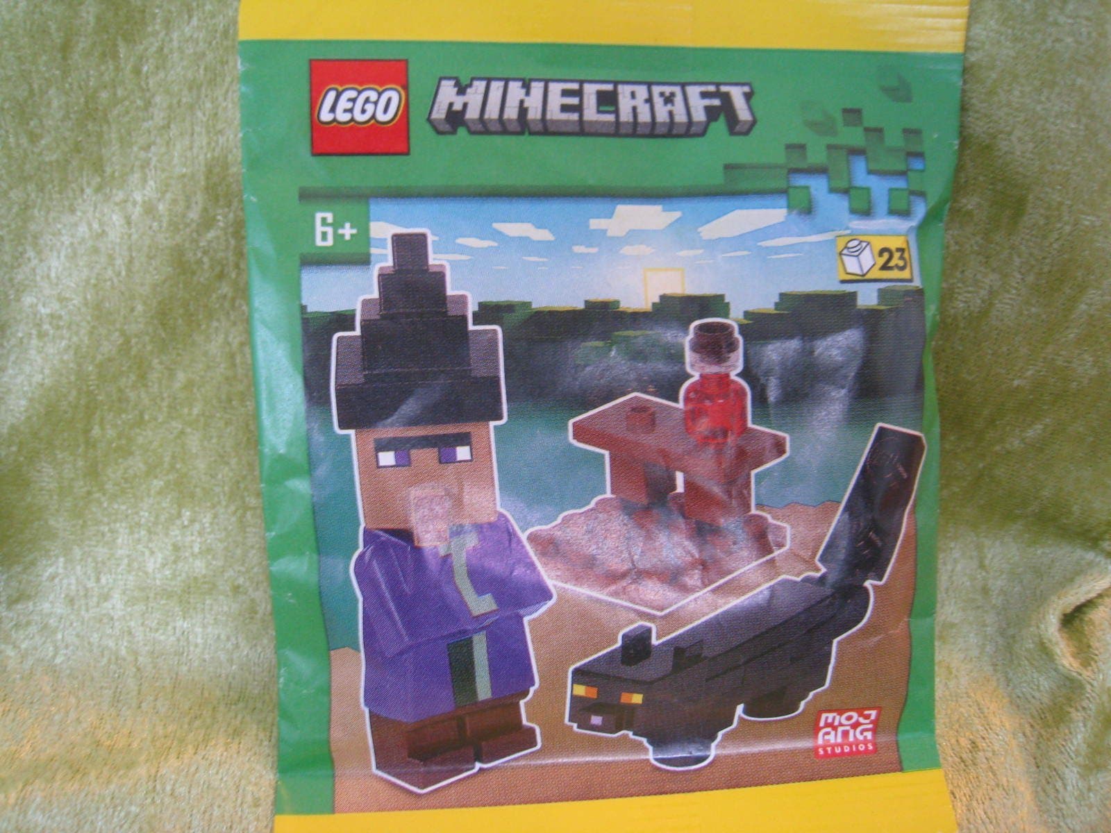 Se produkter som liknar LEGO Minecraft 662408 The Vil.. på Tradera ...