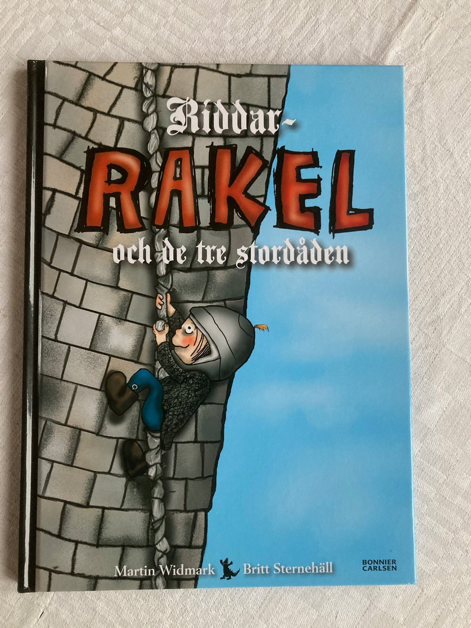 Se produkter som liknar Riddar-Rakel och de tre stord.. på Tradera ...