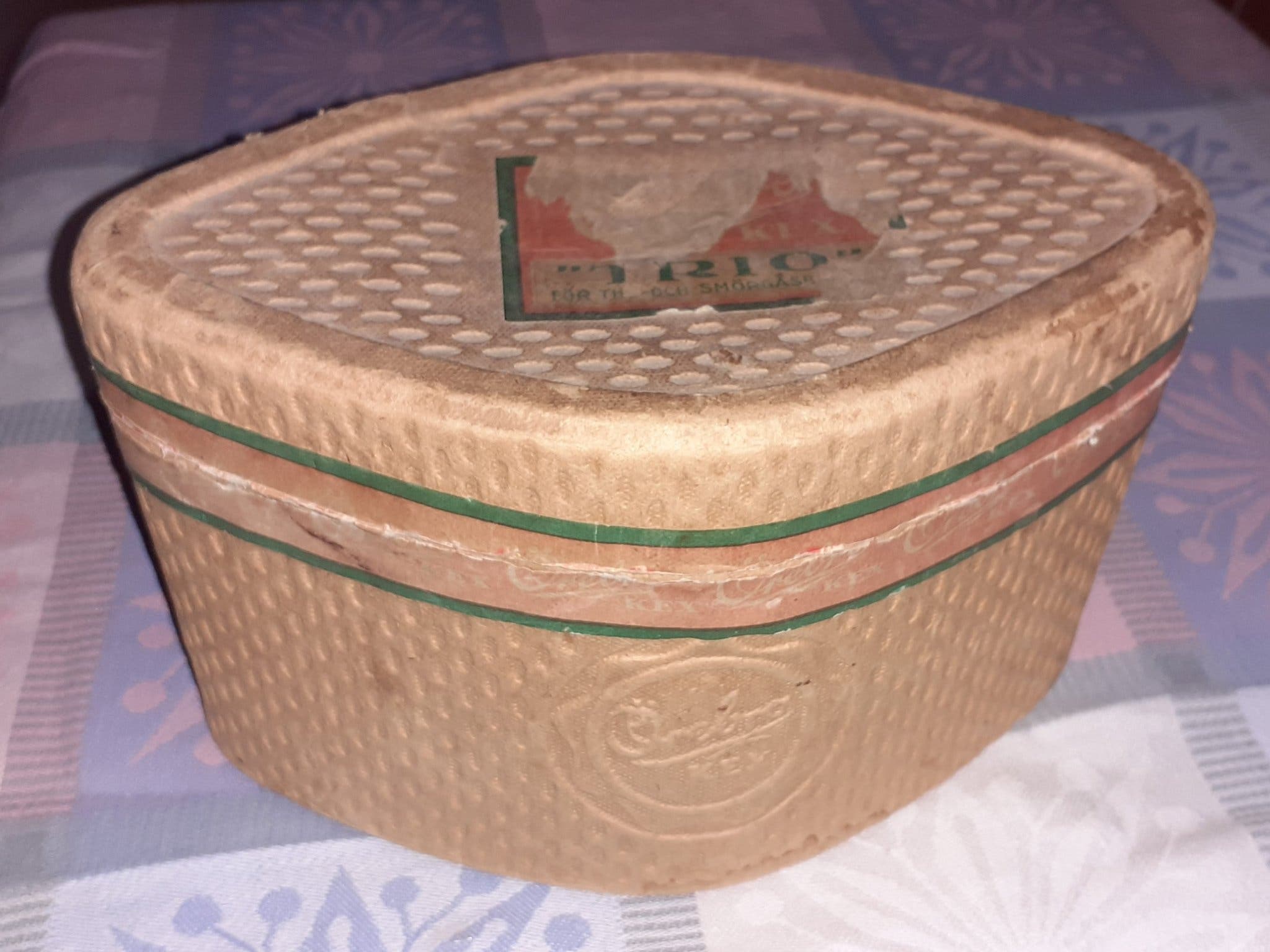 Se produkter som liknar Ovanlig Vintage Kex Trio Öreb.. på Tradera ...