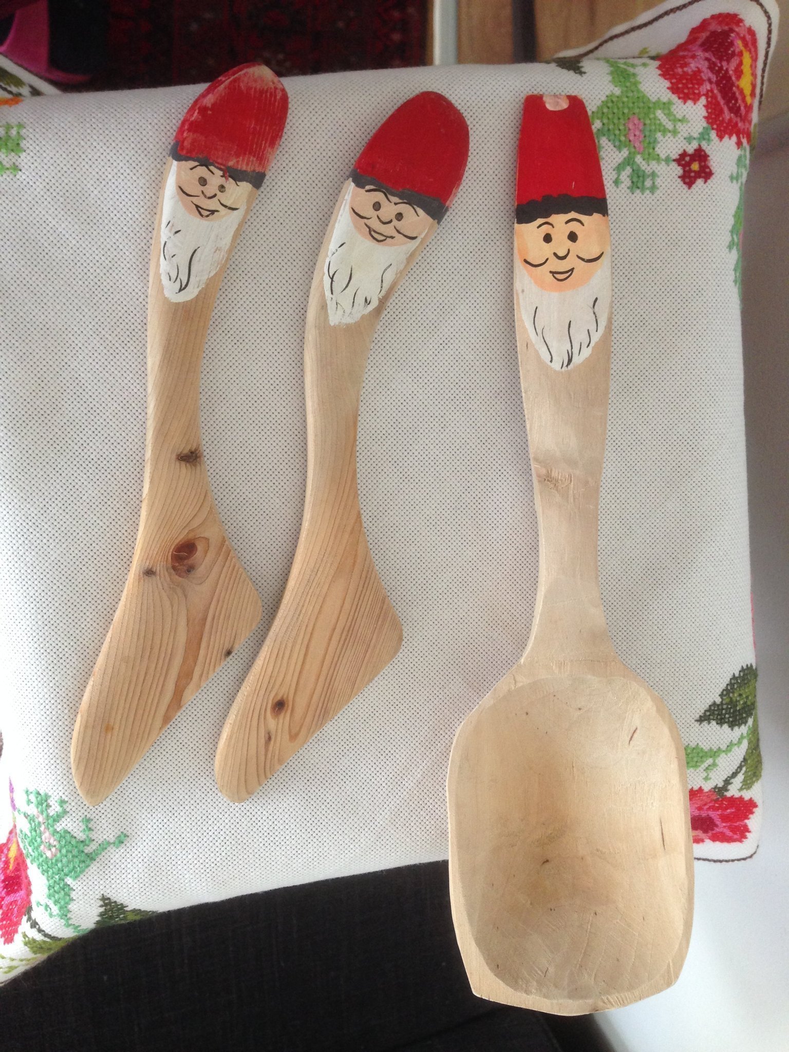 Slev / Sked, smörknivar i trä med jul motiv - w.. | Köp på Tradera ...