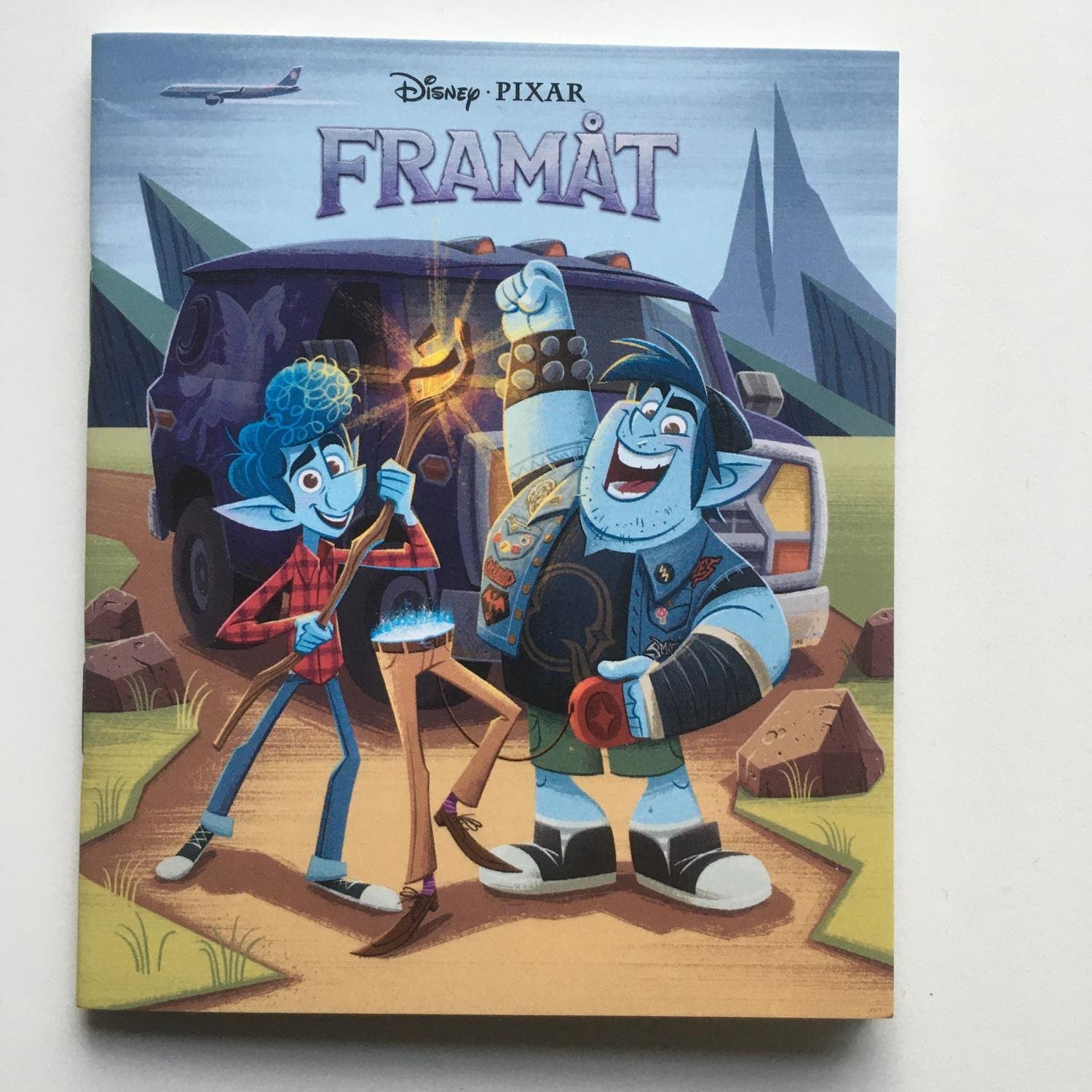 Disney PIXAR - FRAMÅT - lite större än en pixi .. | Köp på Tradera ...