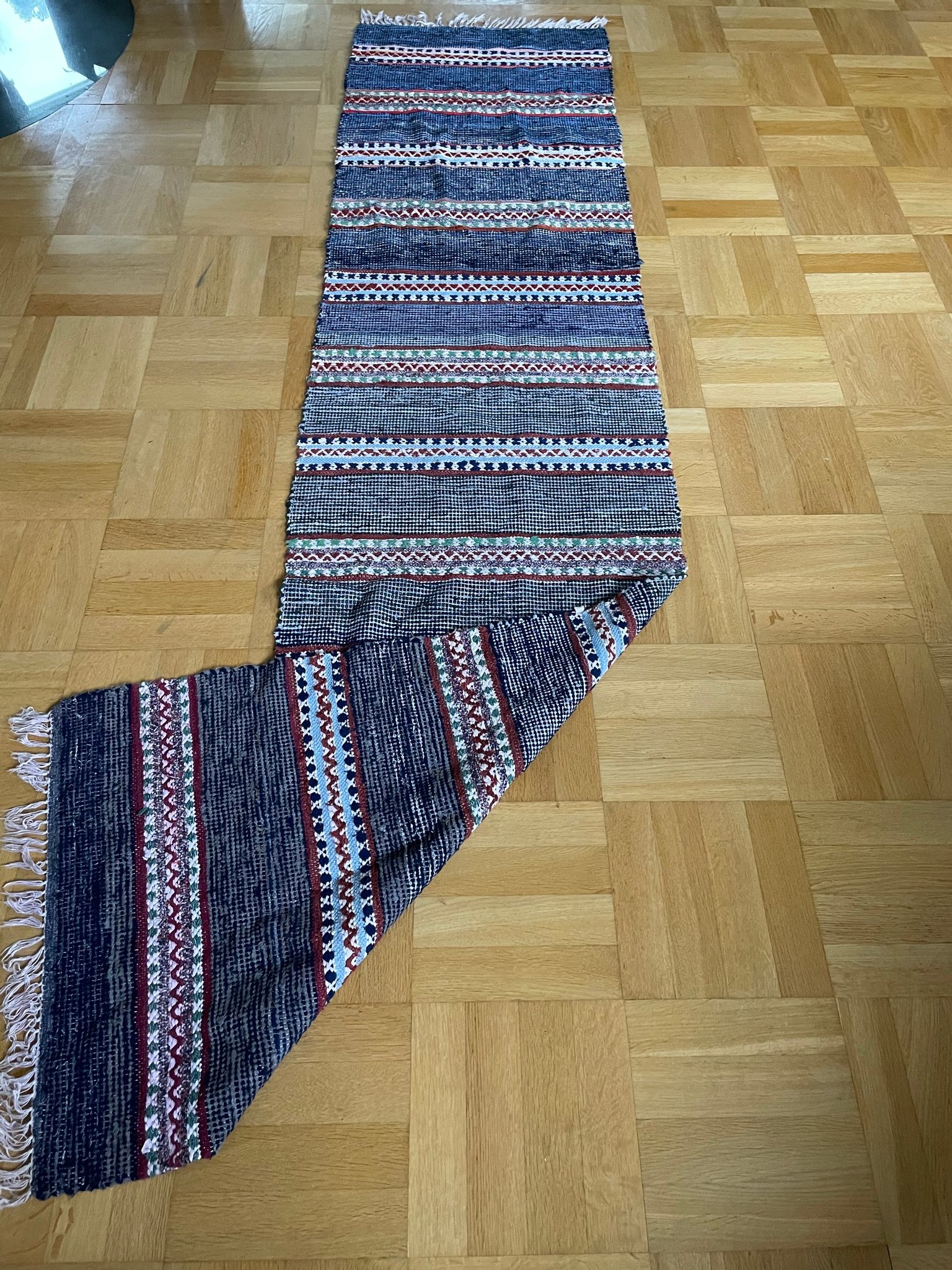 Äldre, riktigt lång hemvävd trasmatta / matta i.. | Köp på Tradera ...