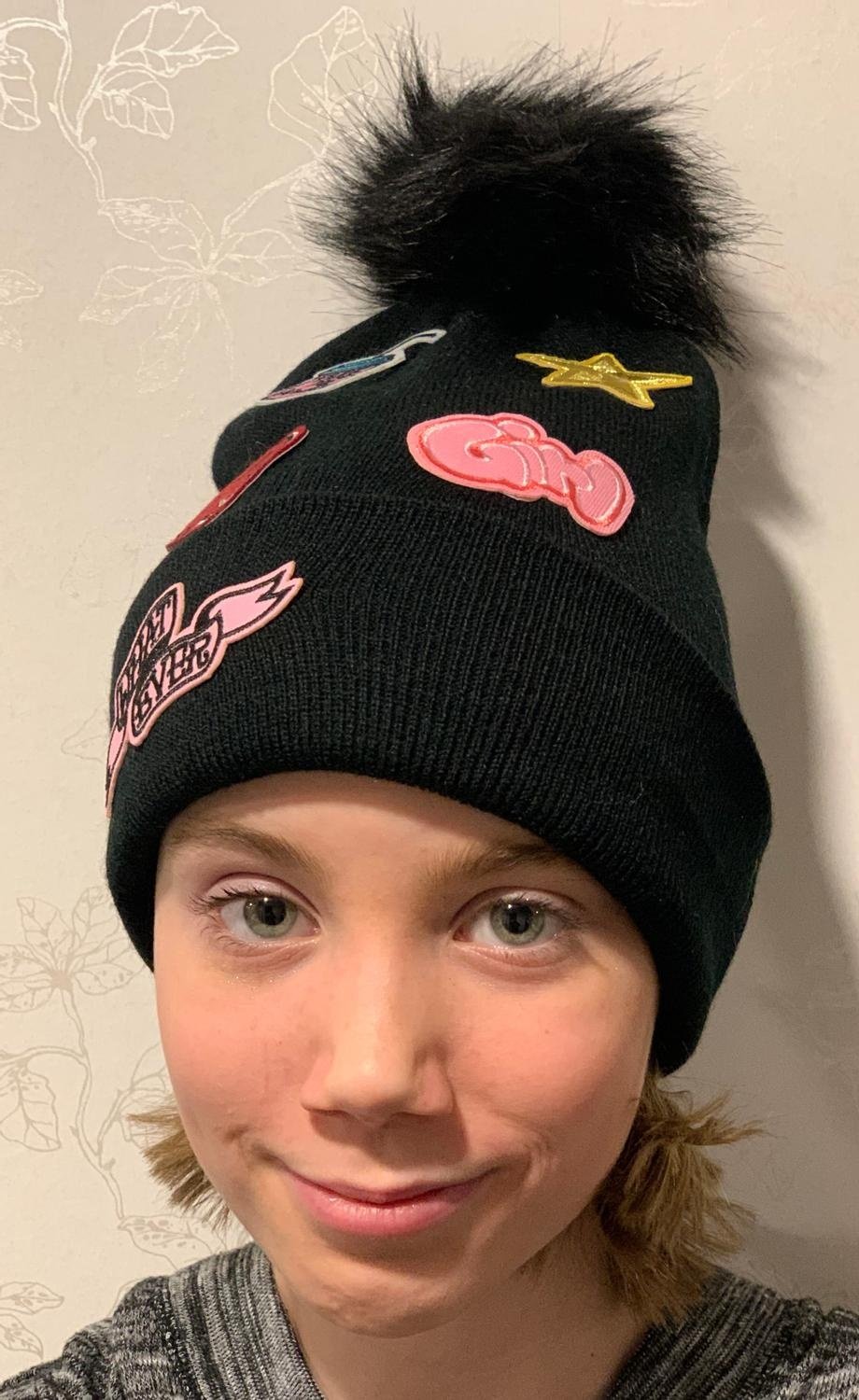 Svart toppluva mössa med svart tofs och Tryck /.. | Köp på Tradera ...