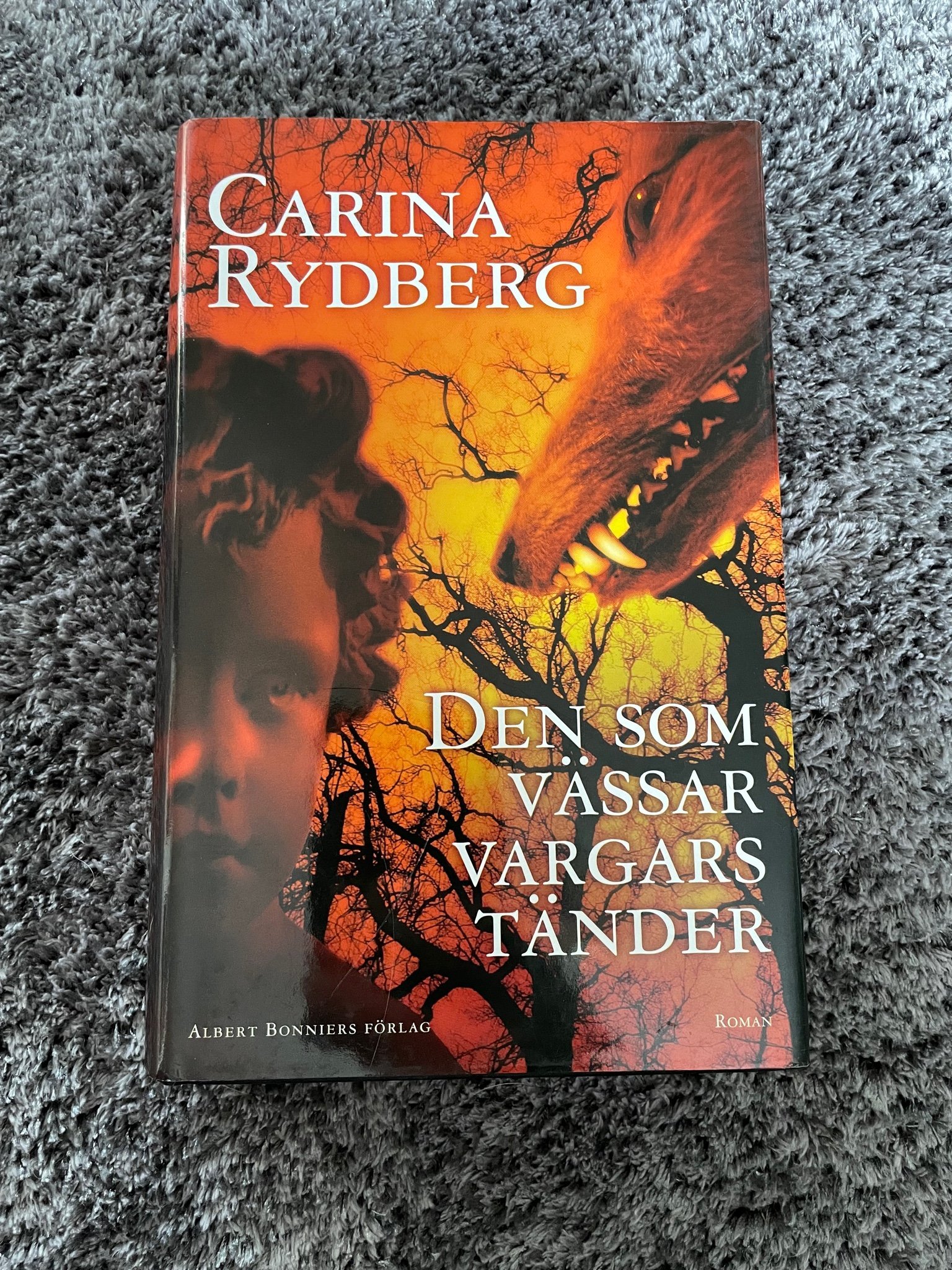 Den som vässar vargars tänder av Carina Rydberg | Köp på Tradera ...