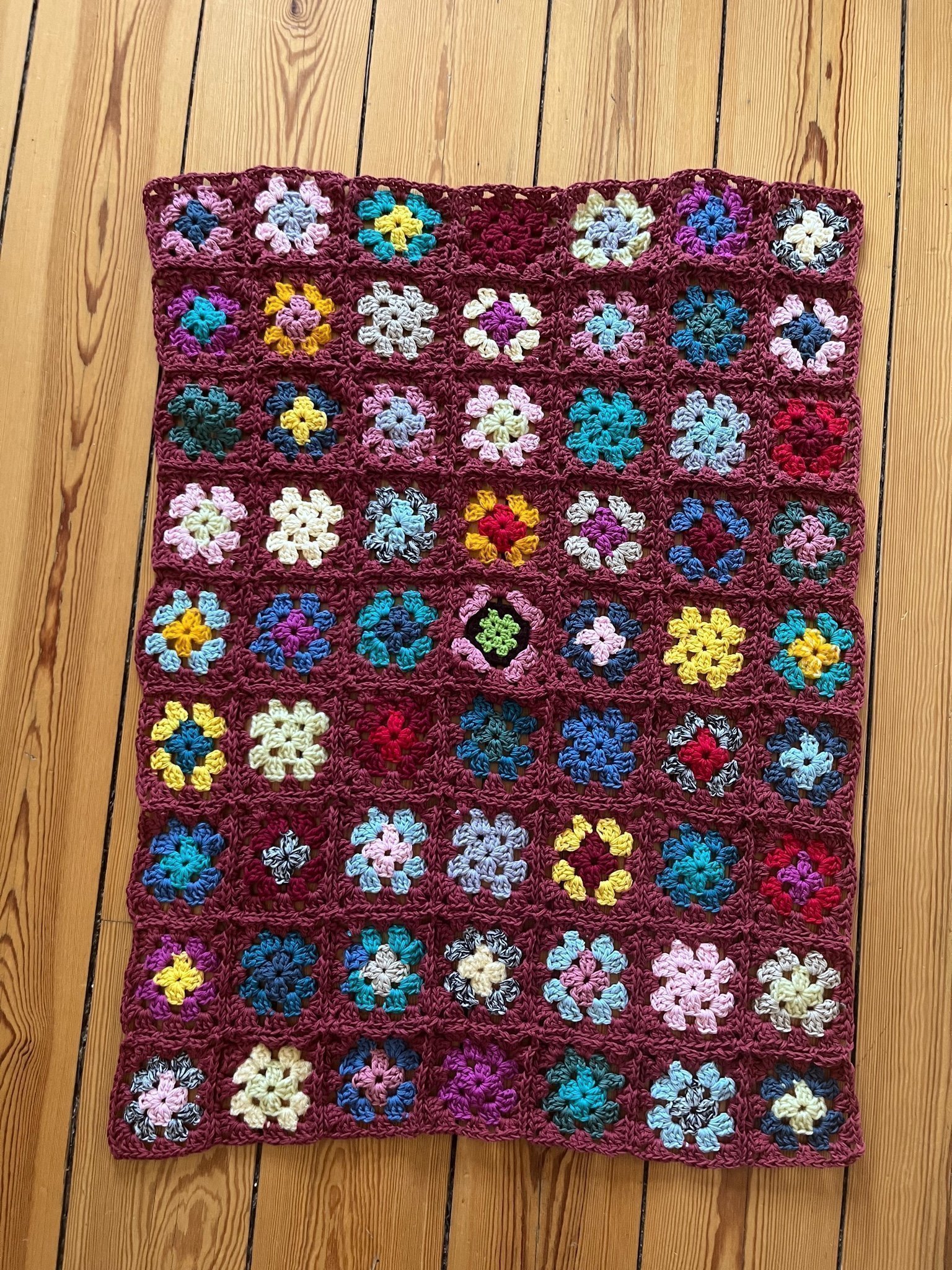 Virkad filt- klassiska mormorsrutor- pläd | Köp på Tradera (610144342)