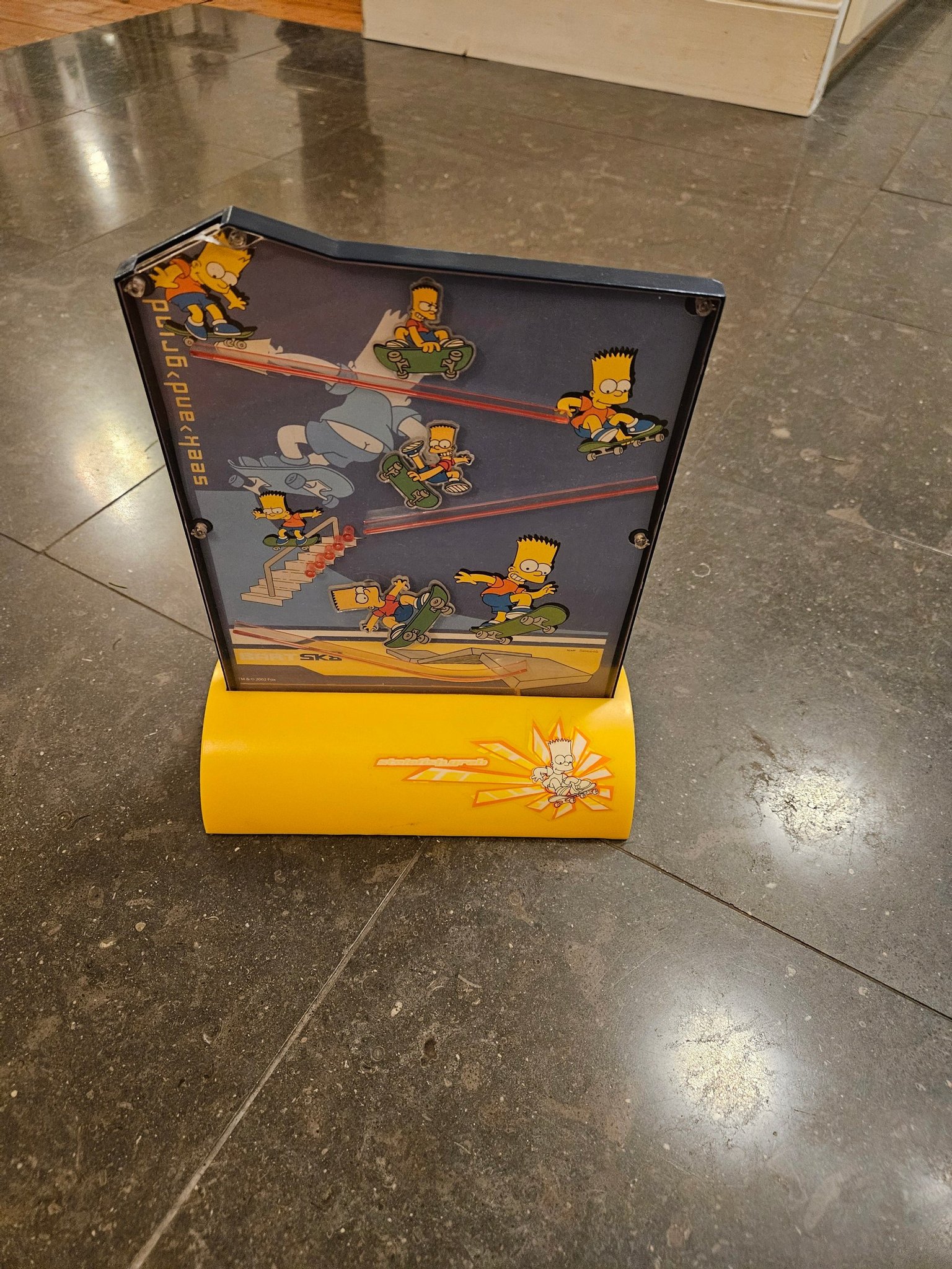 Simpsons Skateboard Display - Samlarobjekt | Köp på Tradera (687260480)