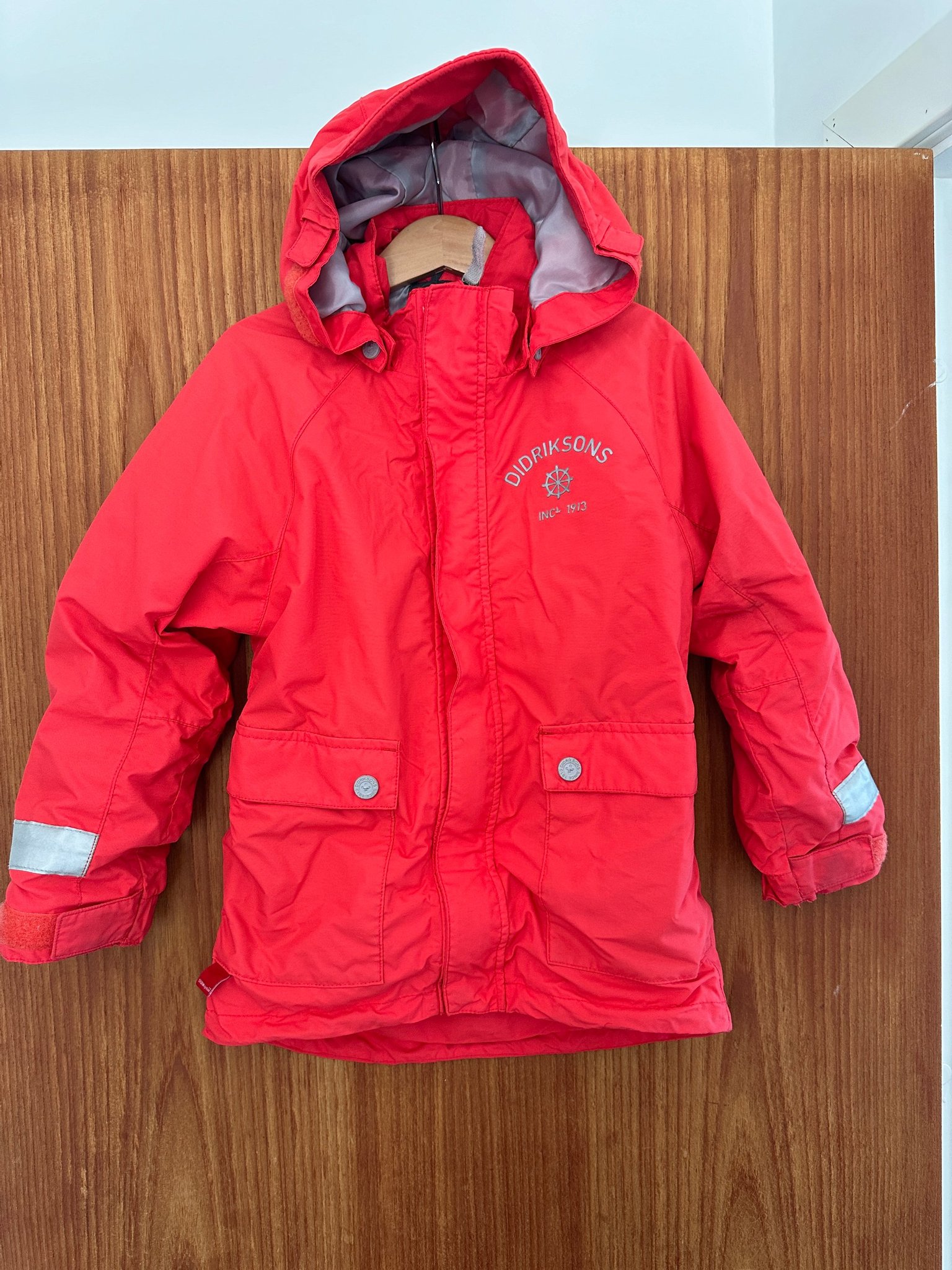 Se produkter som liknar Didriksons jacka, röd, storle.. på Tradera ...
