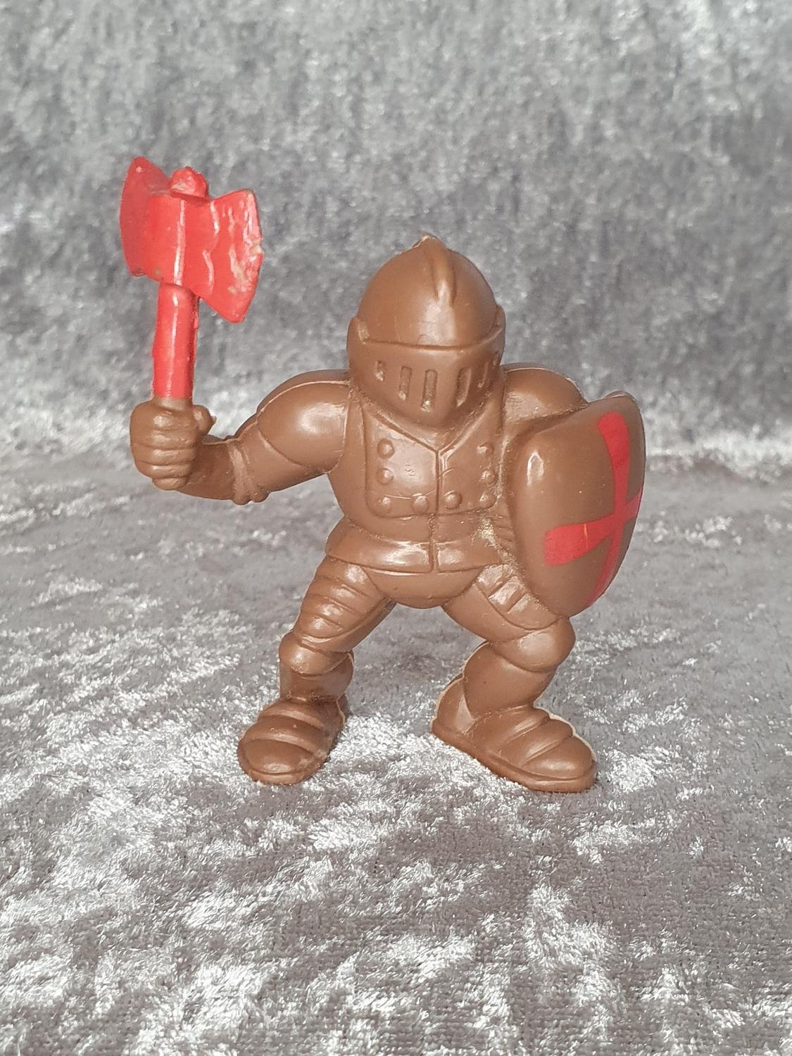 Medeltida soldat i brunt med sköld och vapen, F.. | Köp på Tradera ...