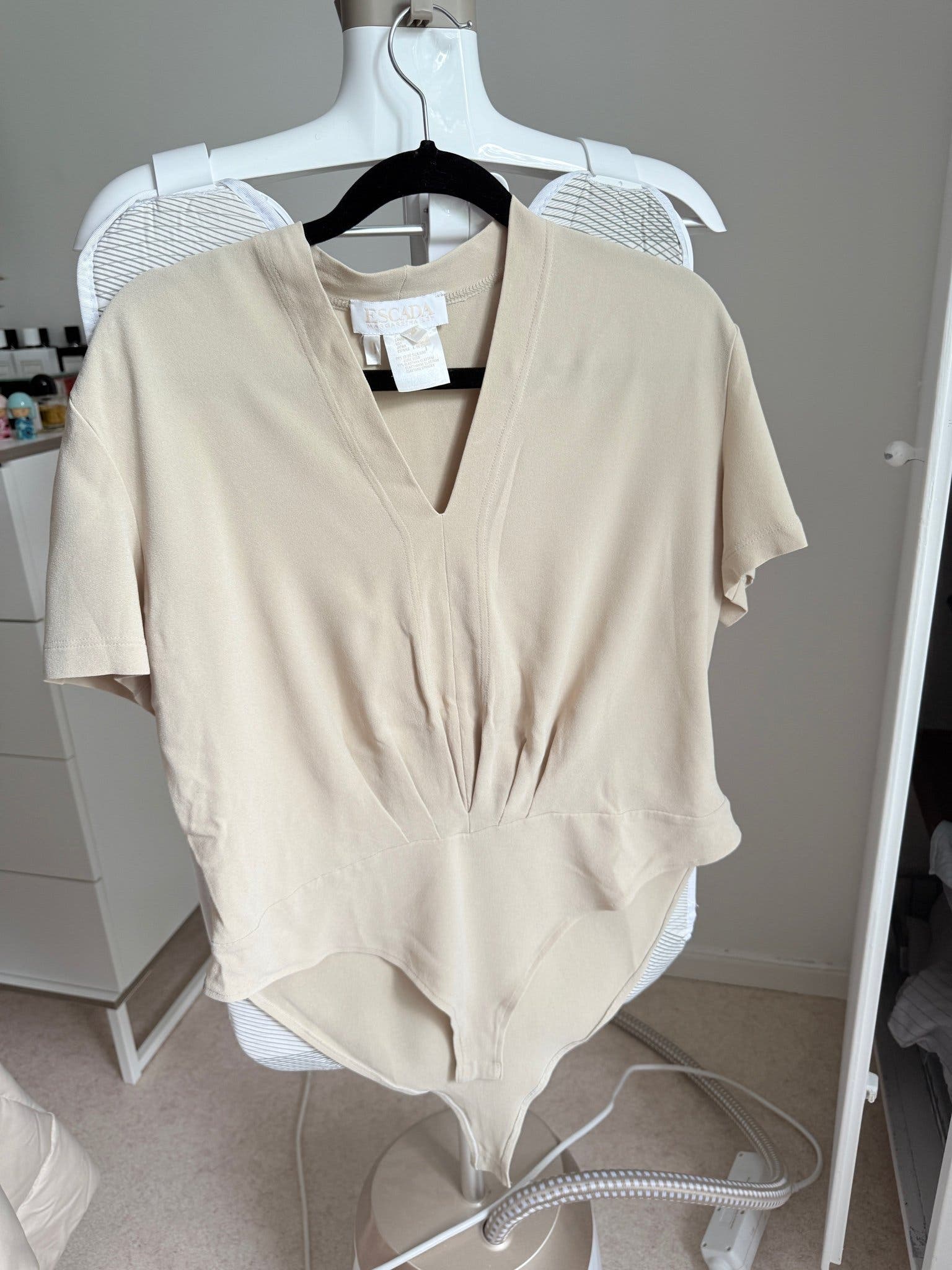 Se produkter som liknar Escada Margaretha Ley beige b.. på Tradera ...