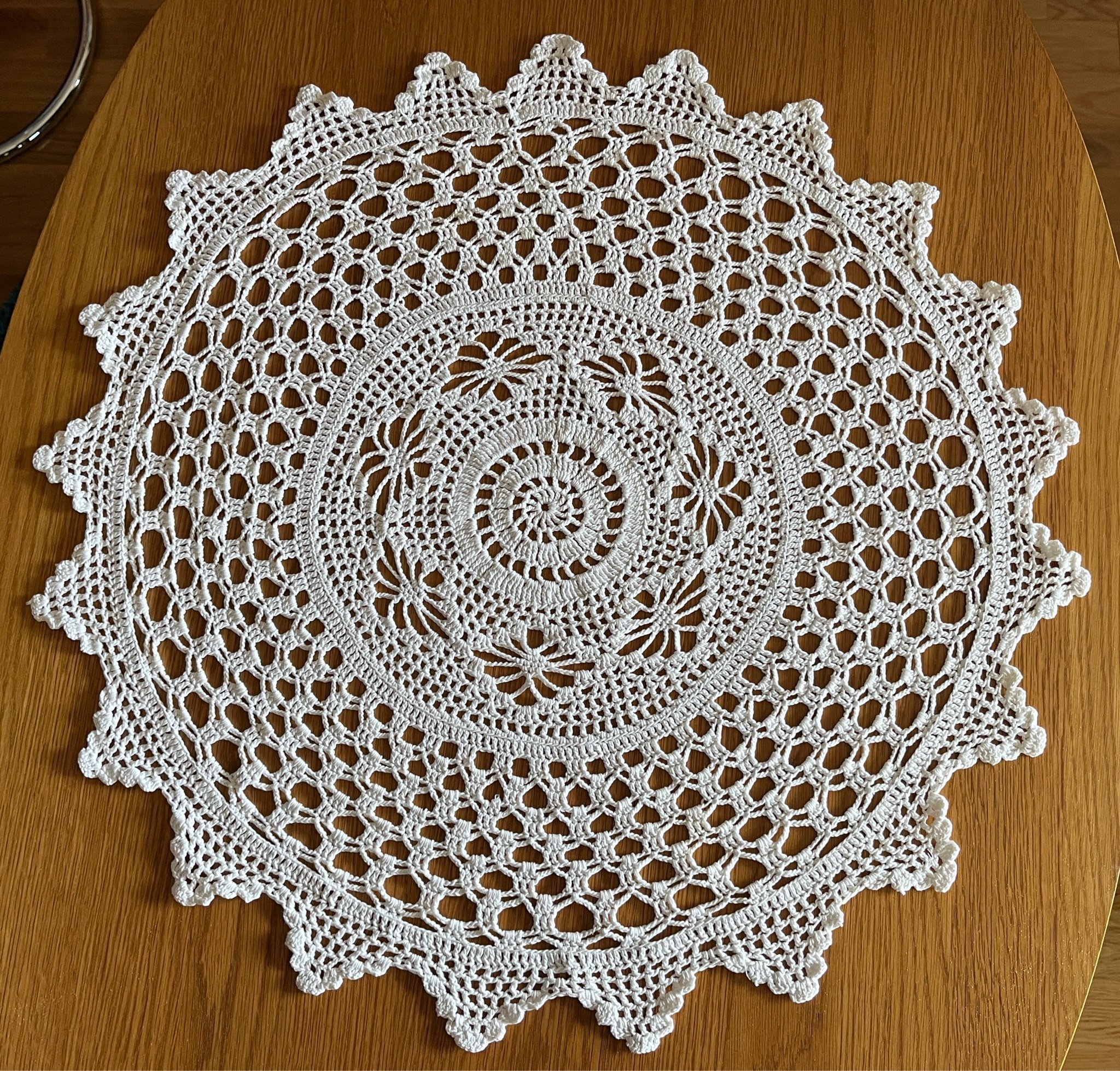 Virkade dukar med diameter ca 60 + 16 cm | Köp på Tradera (702348837)