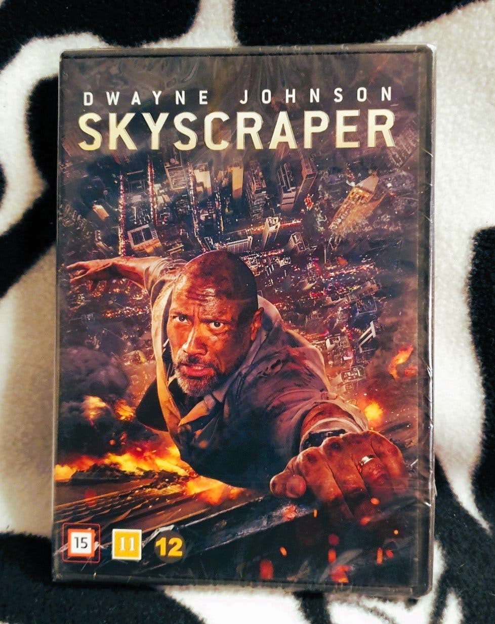 Skyscraper (2018) NY INPLASTAD DVD Sv Dwayne "T.. | Köp på Tradera ...
