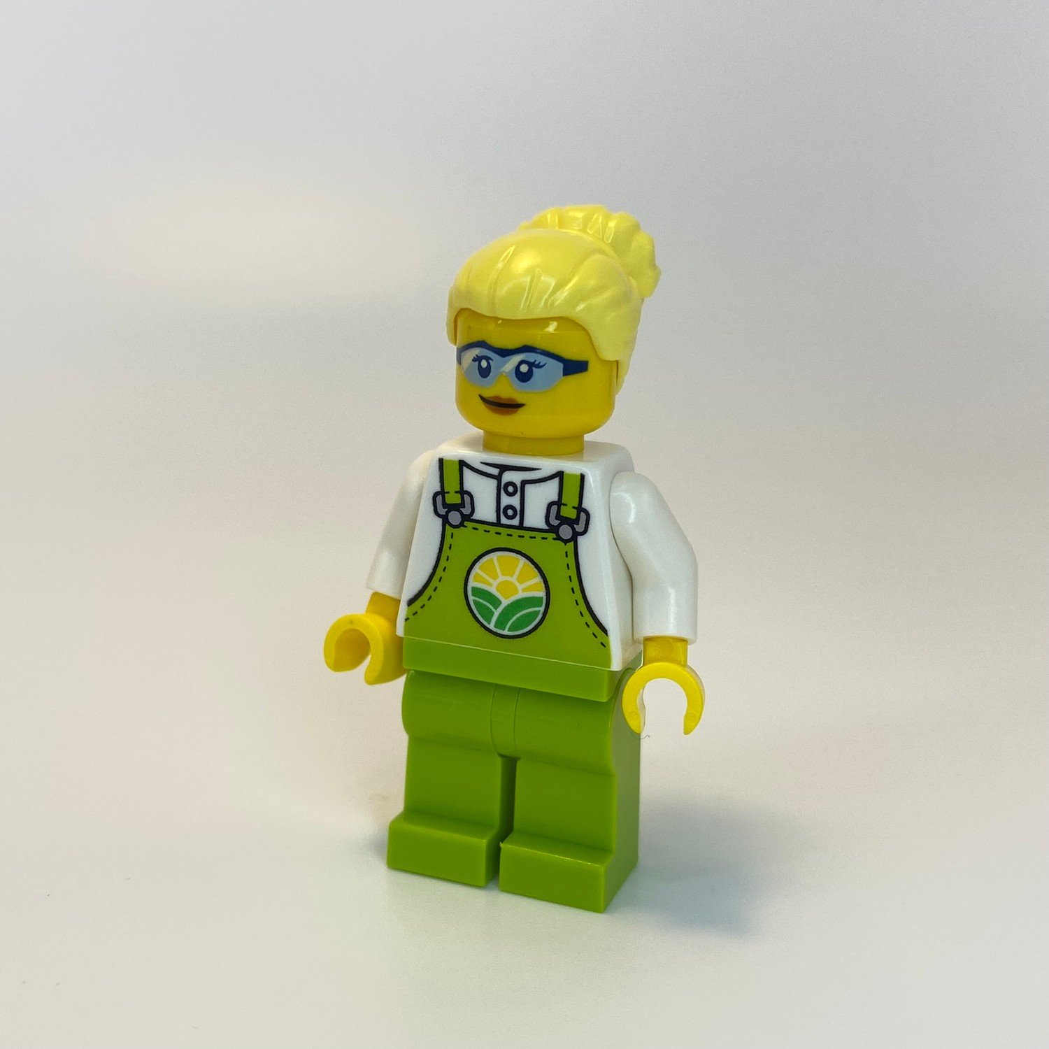 Lego minifigur - Town - Farmer Peach | Köp från Klossy på Tradera ...