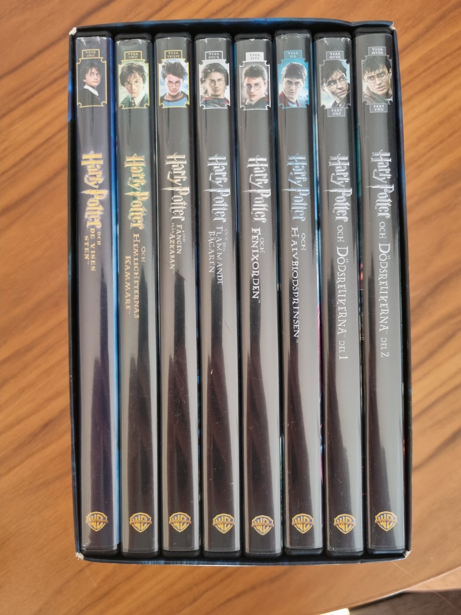 Se produkter som liknar Harry Potter DVD box 8 filmer på Tradera (594773832)