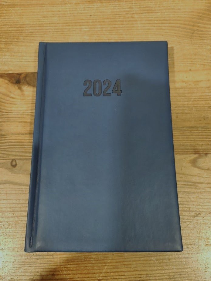 Se produkter som liknar Kalender 2024 Mörkblå GULLERS på Tradera ...