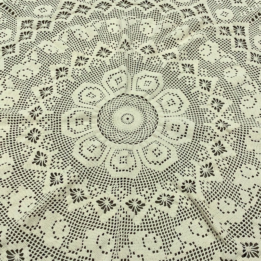 STOR LJUSGUL / BEIGE HEMVIRKAD DUK 114 cm i dia.. | Köp på Tradera ...
