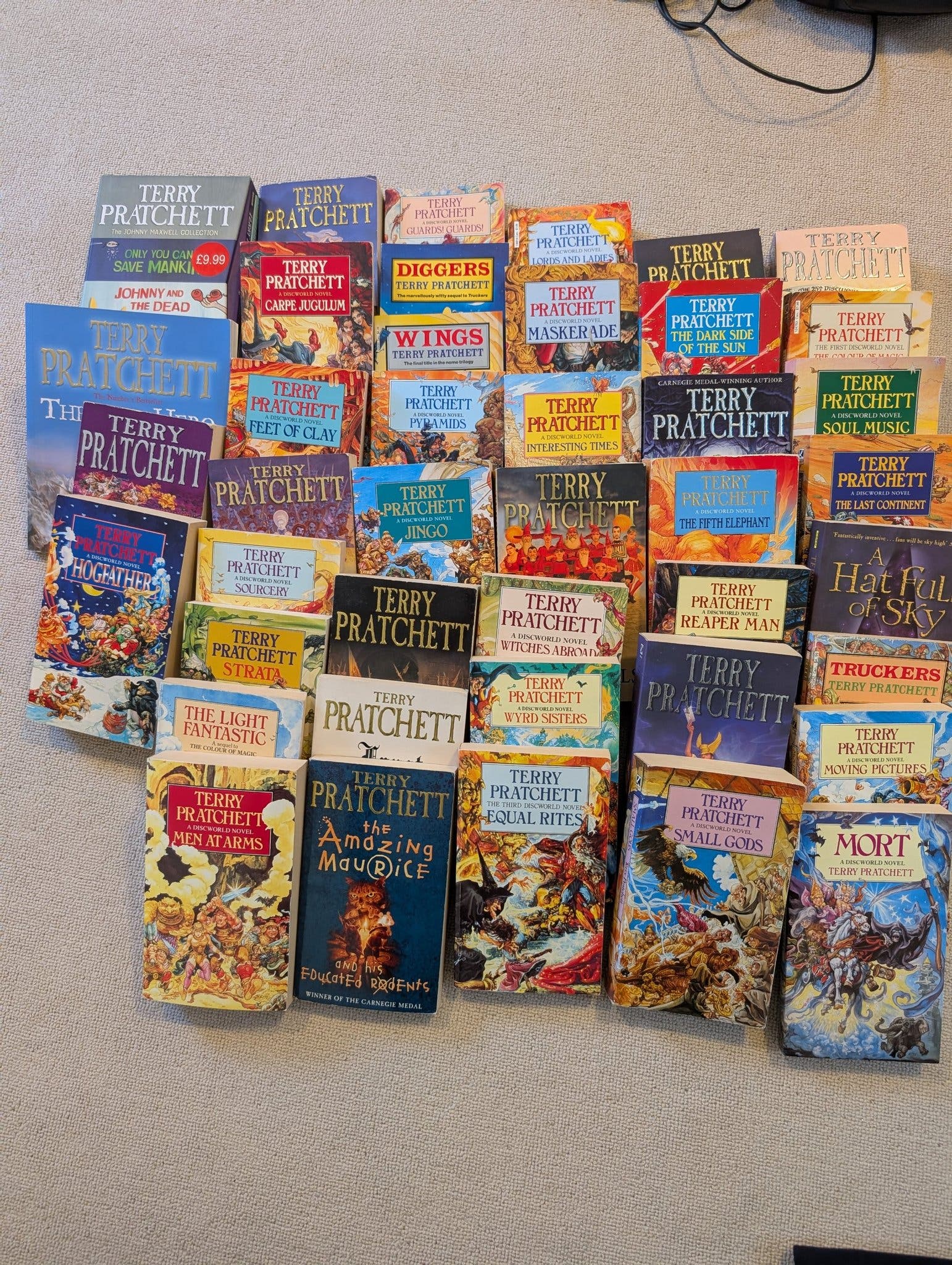 Terry Pratchett 45 böcker stor samling | Köp på Tradera (720113983)