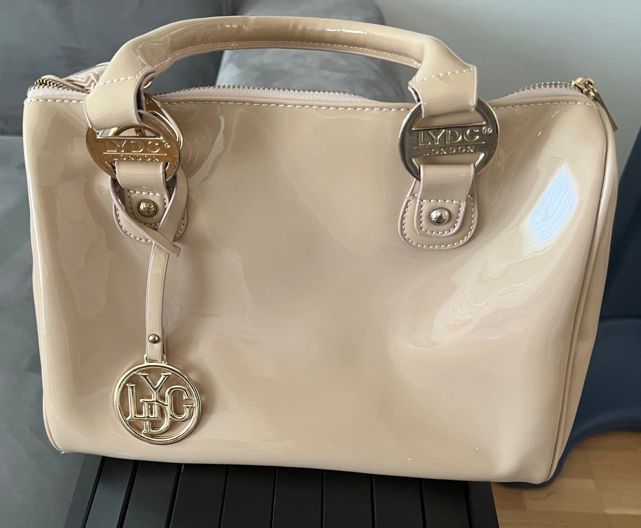 Se produkter som liknar LYDC London beige handväska på Tradera (698015404)