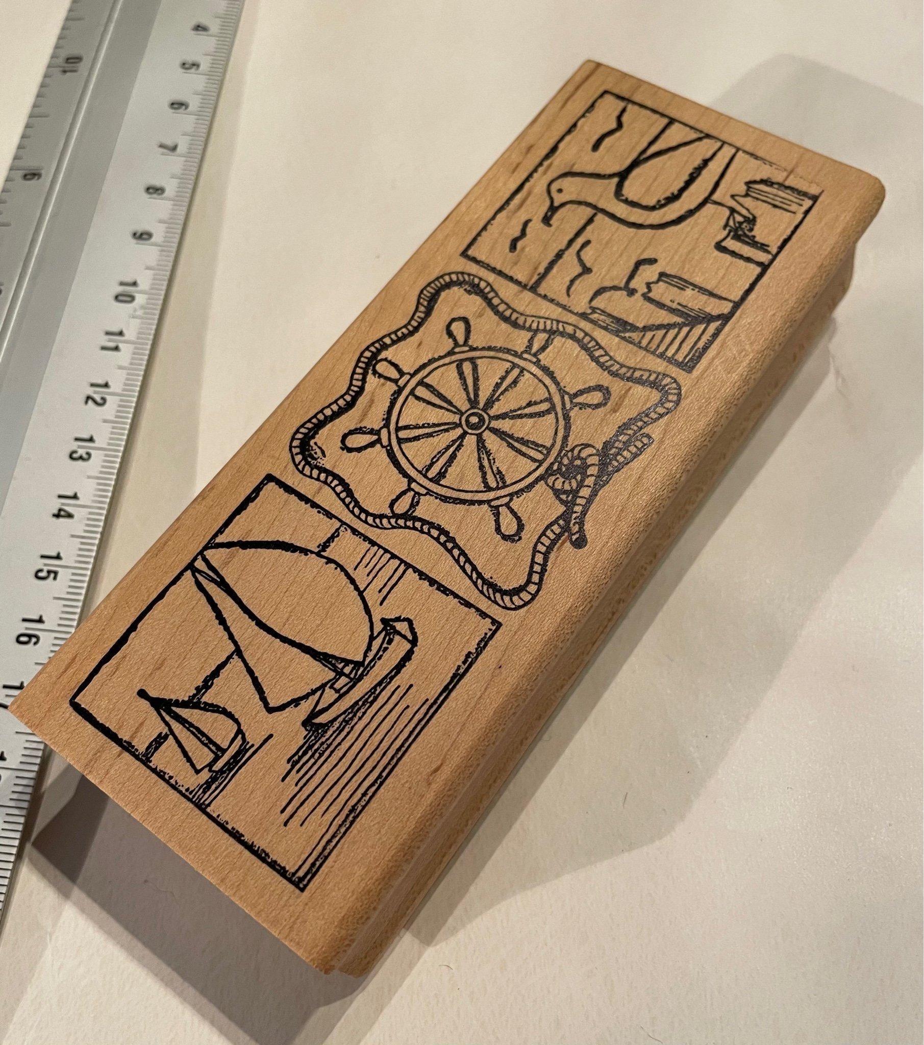 Se produkter som liknar Fin stämpel med båt, roder oc.. på Tradera ...