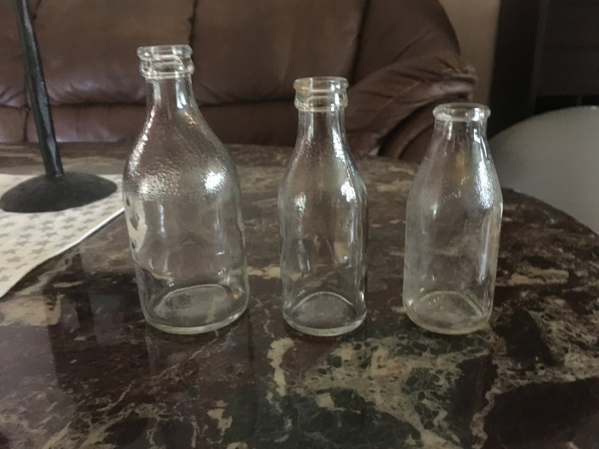 Se produkter som liknar Tre stycken gamla glasflaskor.. på Tradera ...