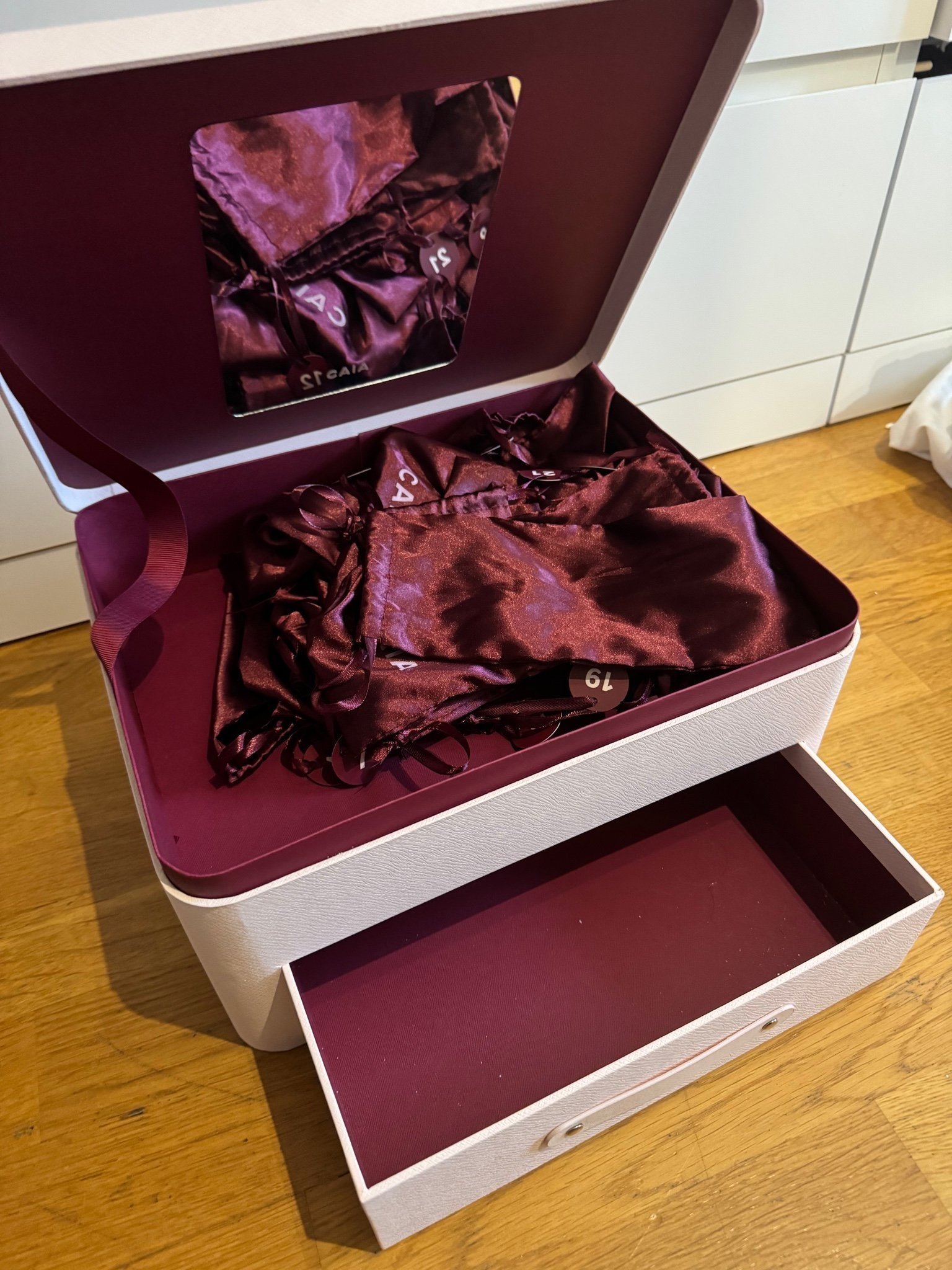 Se produkter som liknar CAIA kalender 2024!! Obs tom .. på Tradera ...