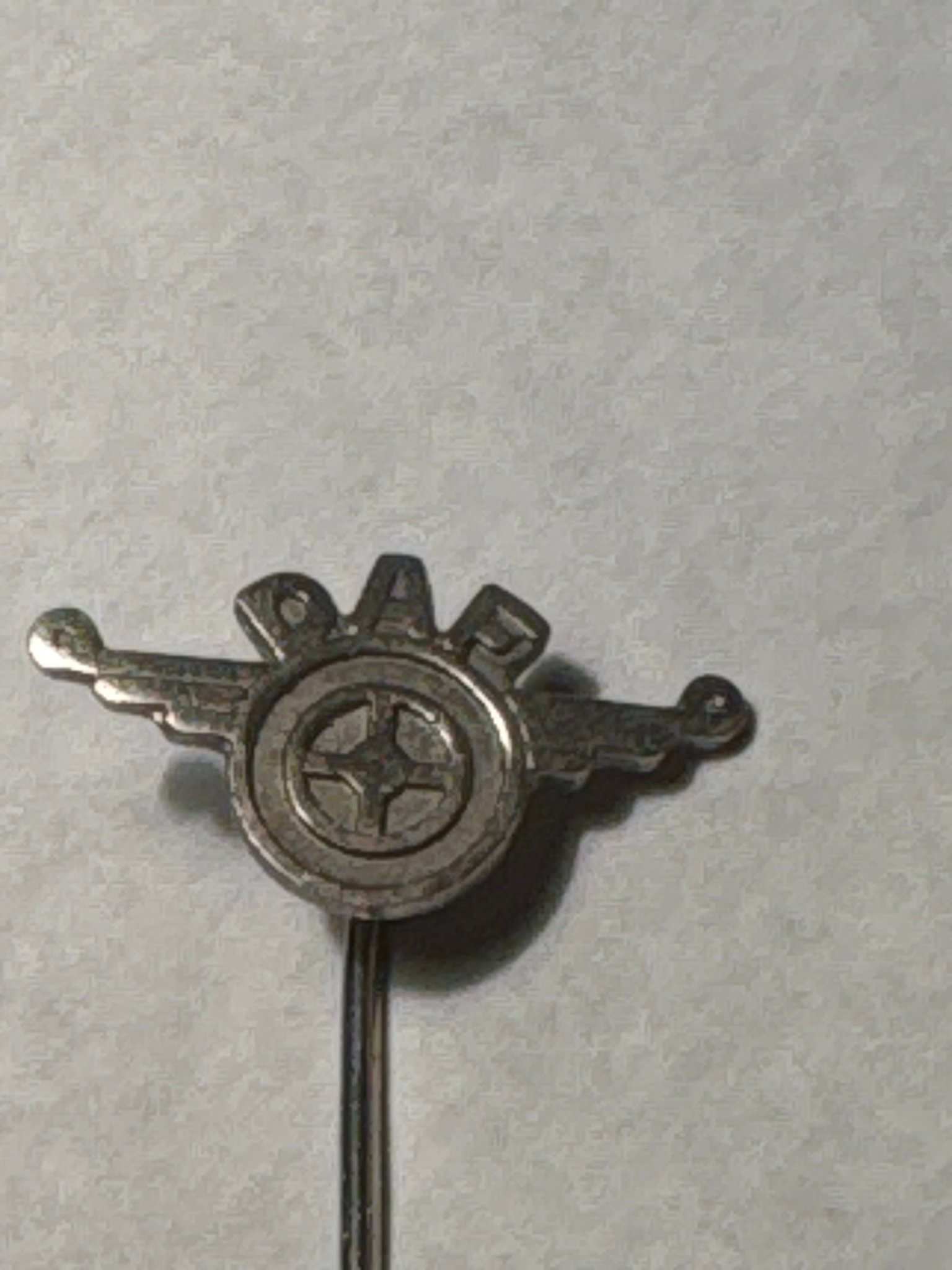 Se produkter som liknar pin-märke med DAF-logotyp på Tradera (701387964)