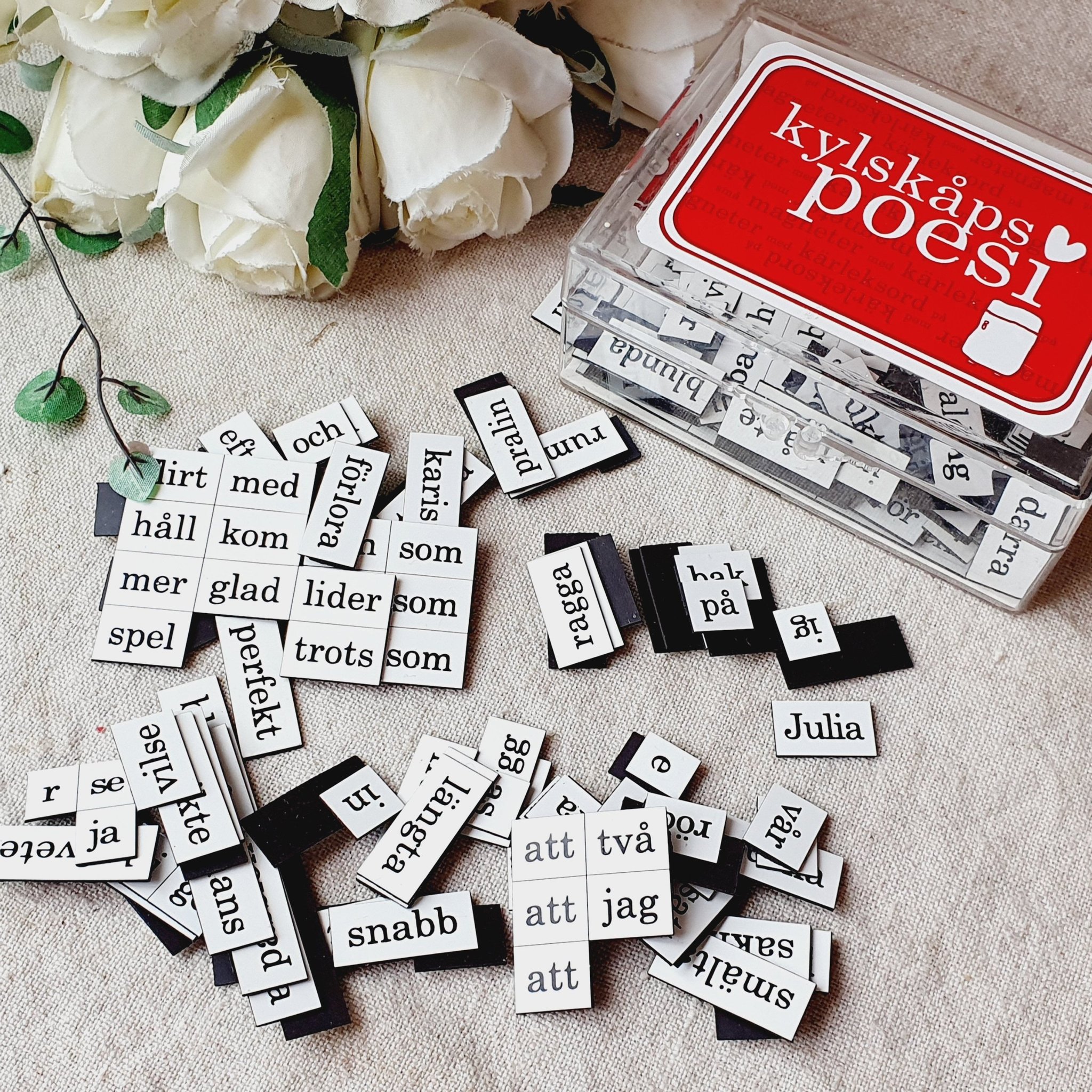 Se produkter som liknar Kylskåpspoesi små magneter me.. på Tradera ...