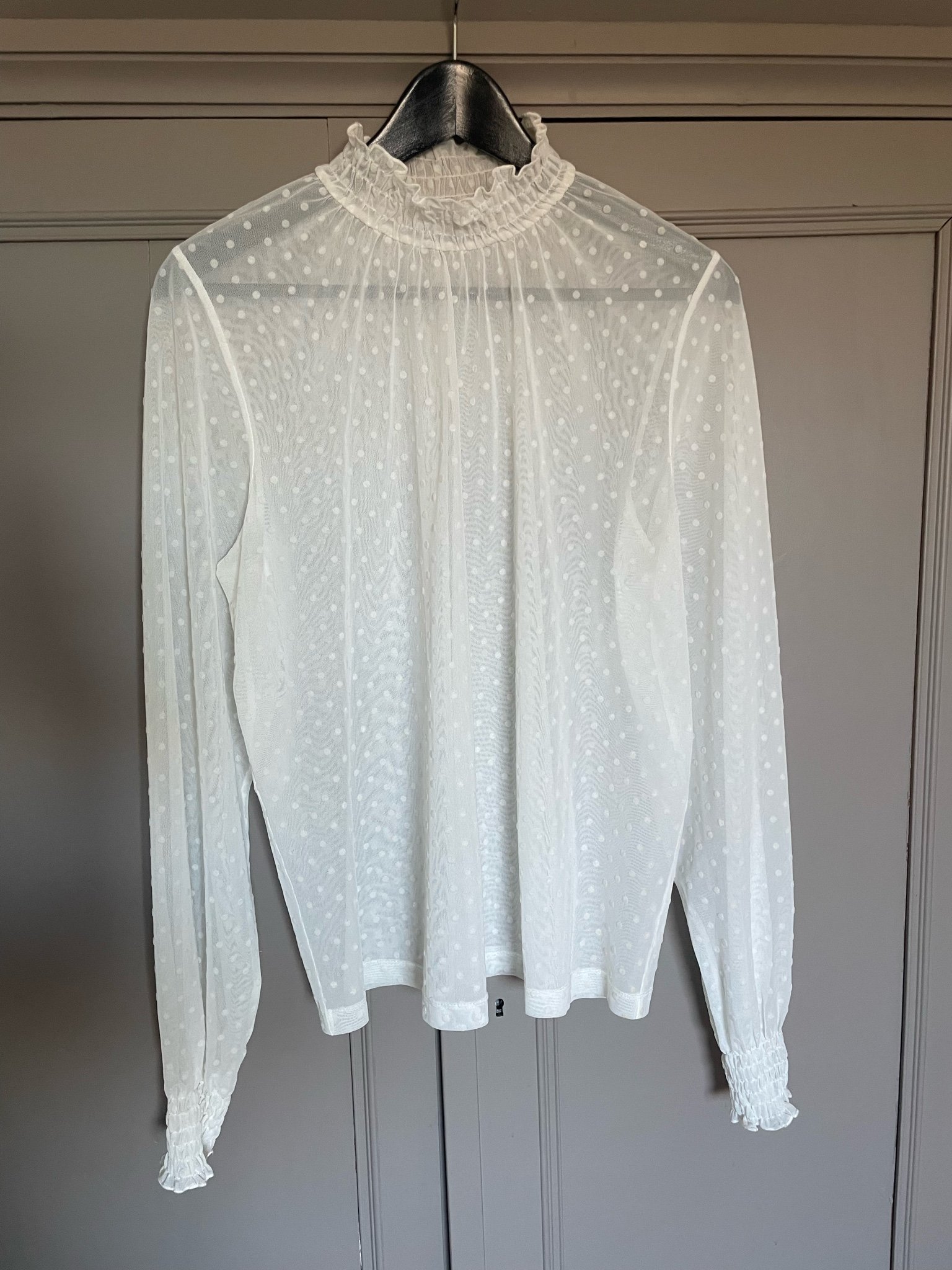 Se produkter som liknar Vit, prickig blus på Tradera (635224855)