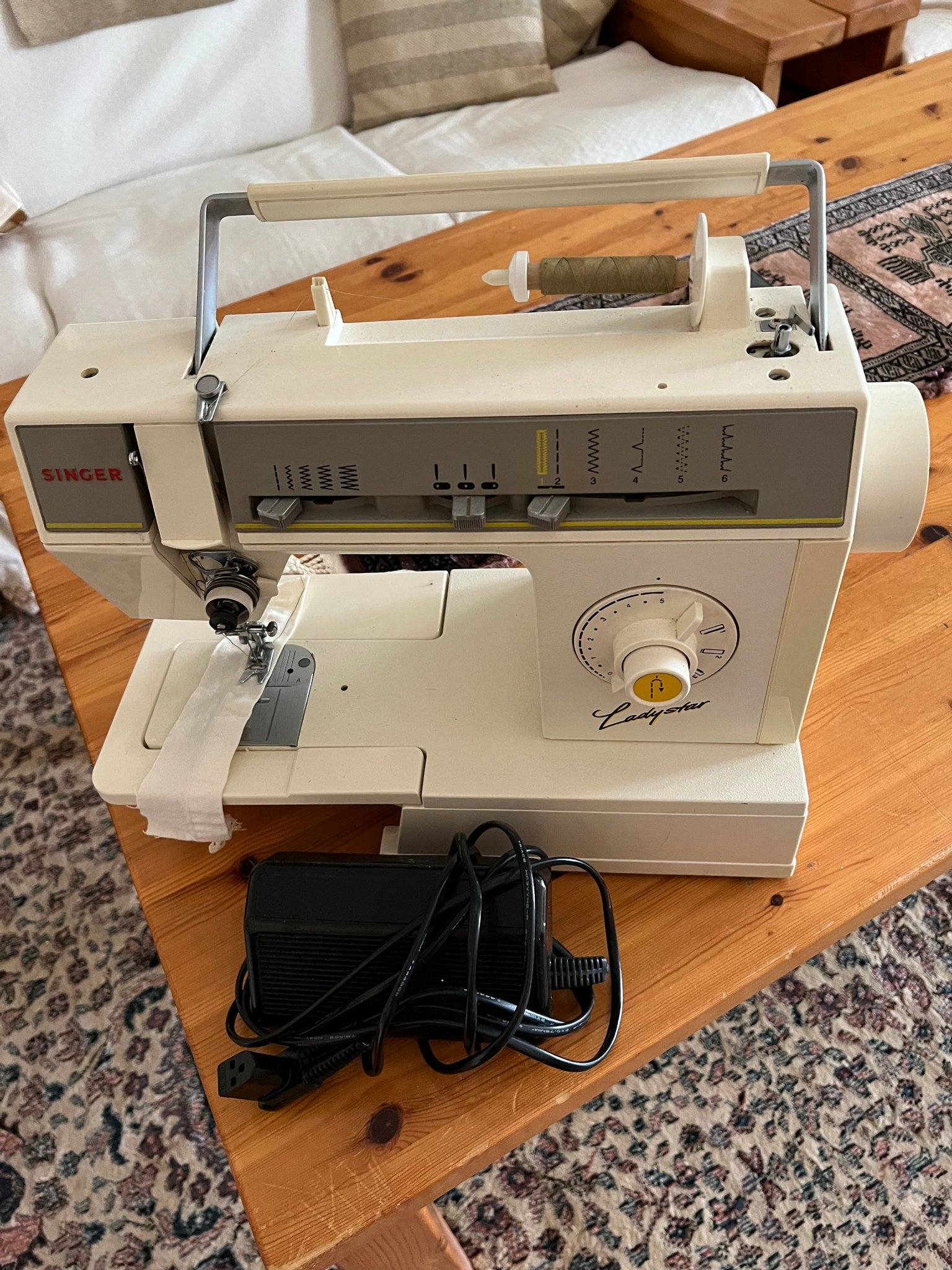 Se produkter som liknar Singer Symaskin LadyStar på Tradera (631737599)