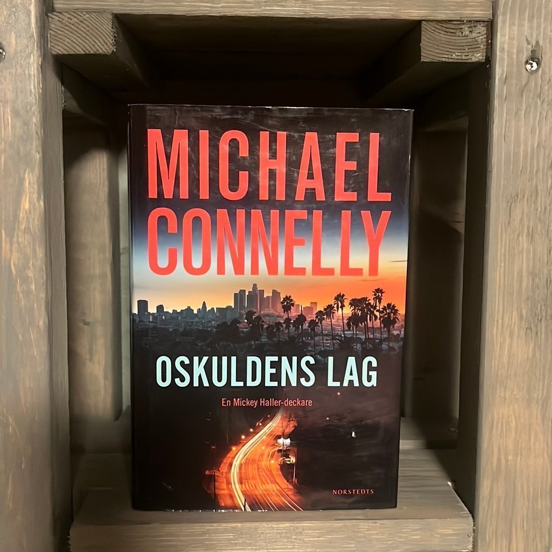 Se produkter som liknar Oskuldens Lag av Michael Conn.. på Tradera ...
