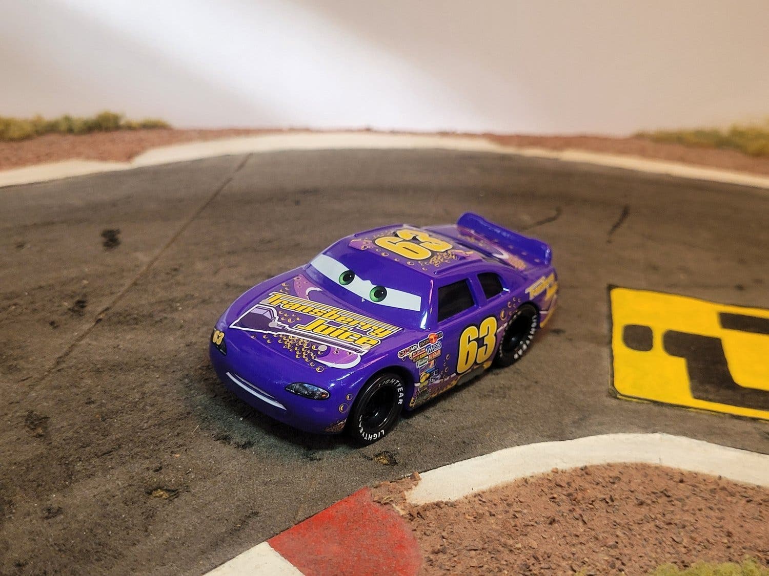 Se produkter som liknar Disney cars bil figur i järn .. på Tradera ...