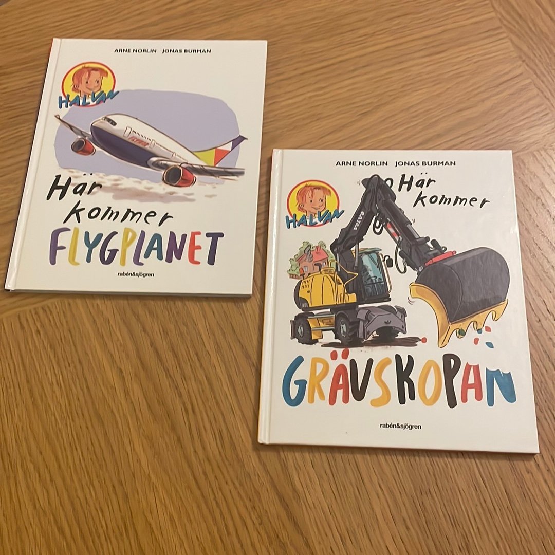Se produkter som liknar Halvan Här kommer flygplanet .. på Tradera ...