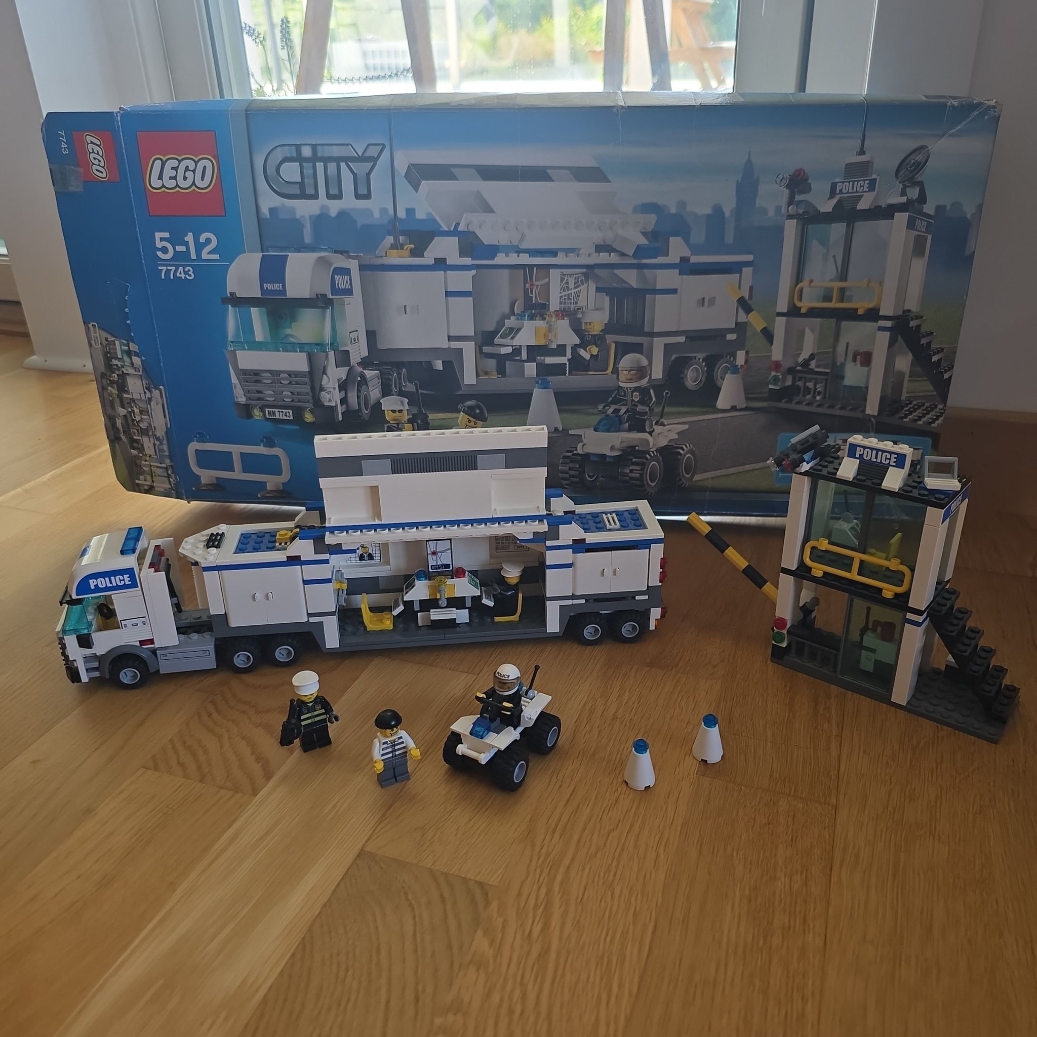 Se produkter som liknar Lego 7743 Polis lastbil Komma.. på Tradera ...