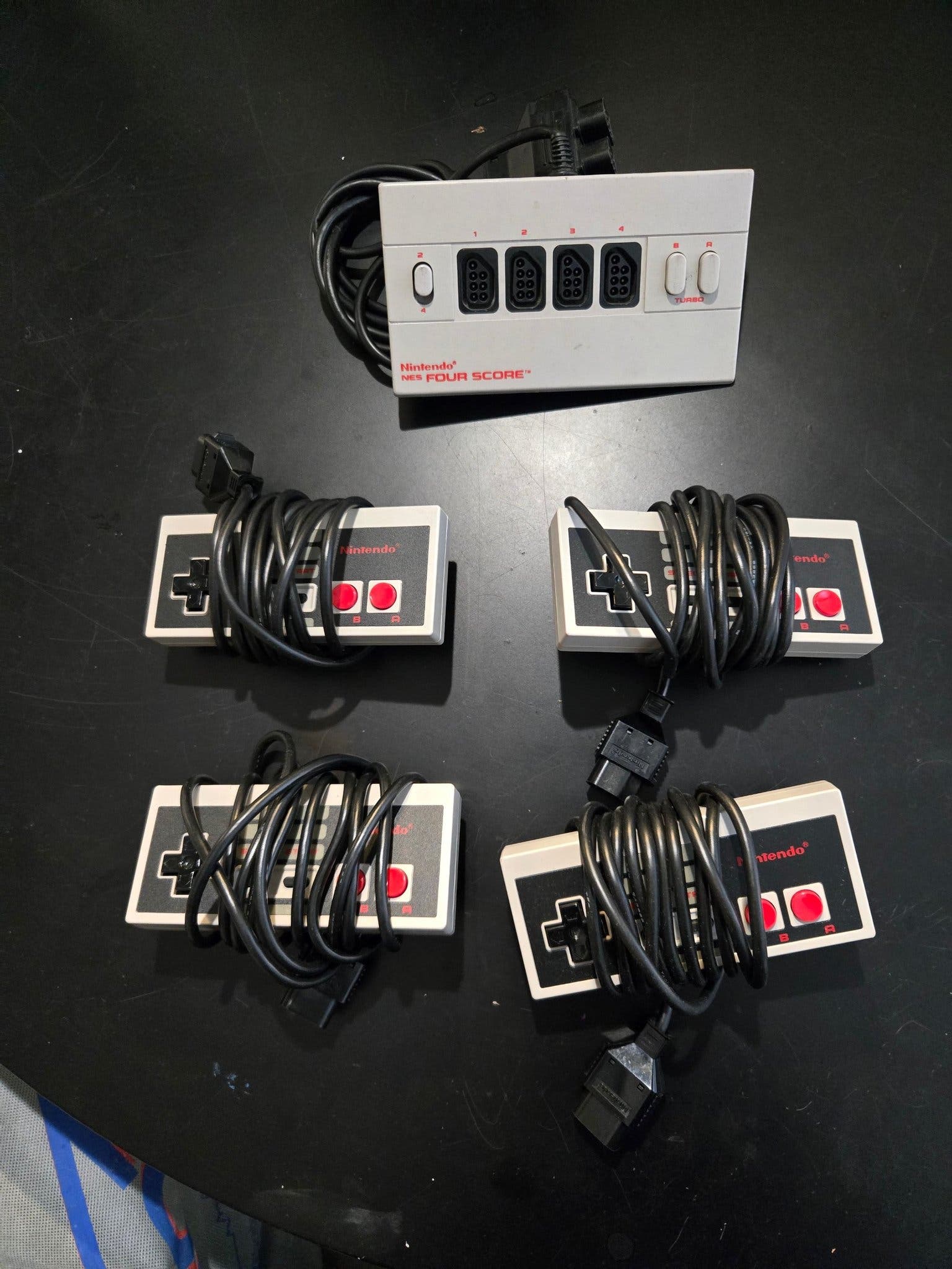 Se produkter som liknar Nintendo NES Four Score med 4.. på Tradera ...