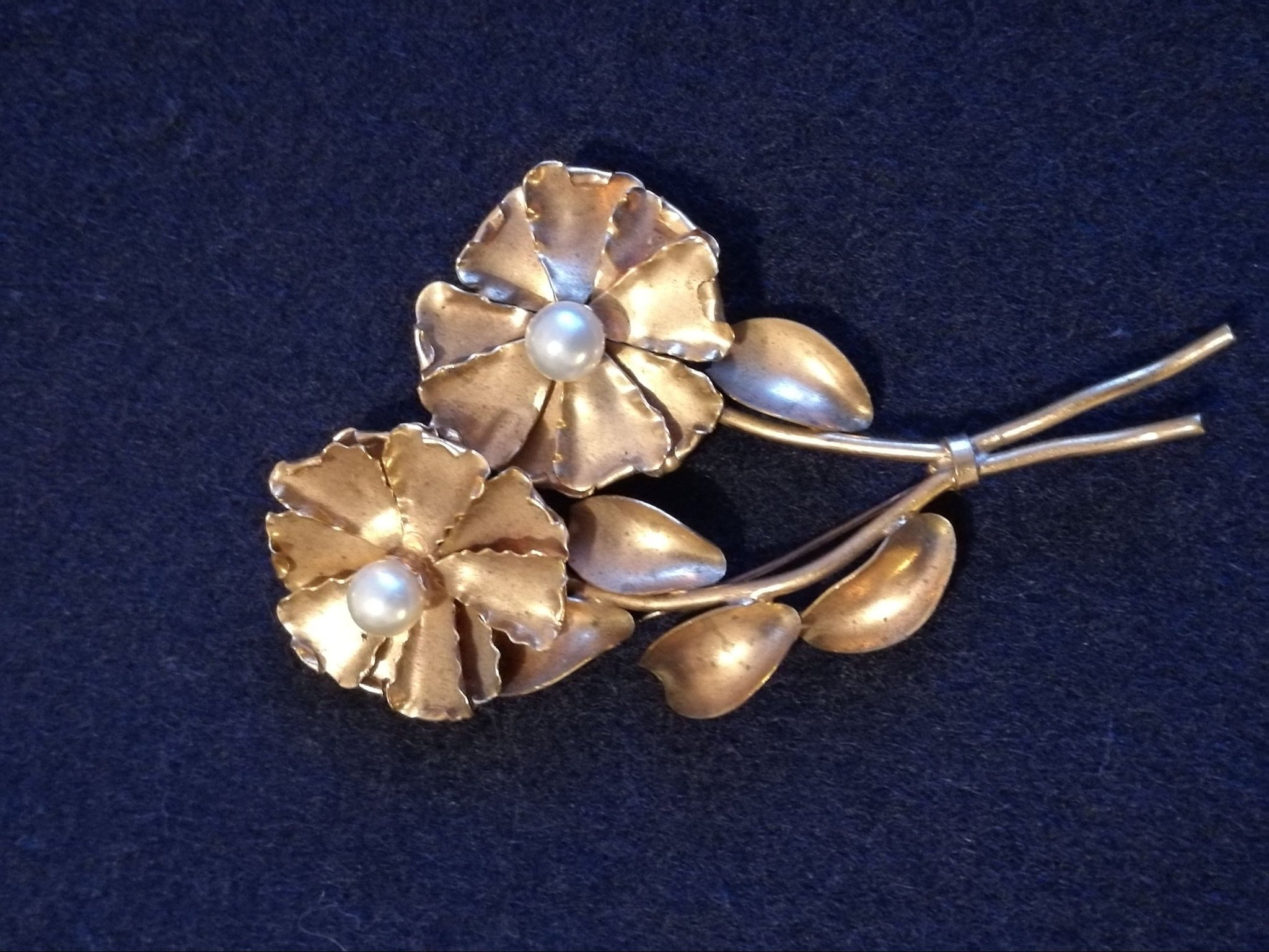 Brosch vintage 40-50-tal, blommor med vita pärl.. | Köp på Tradera ...