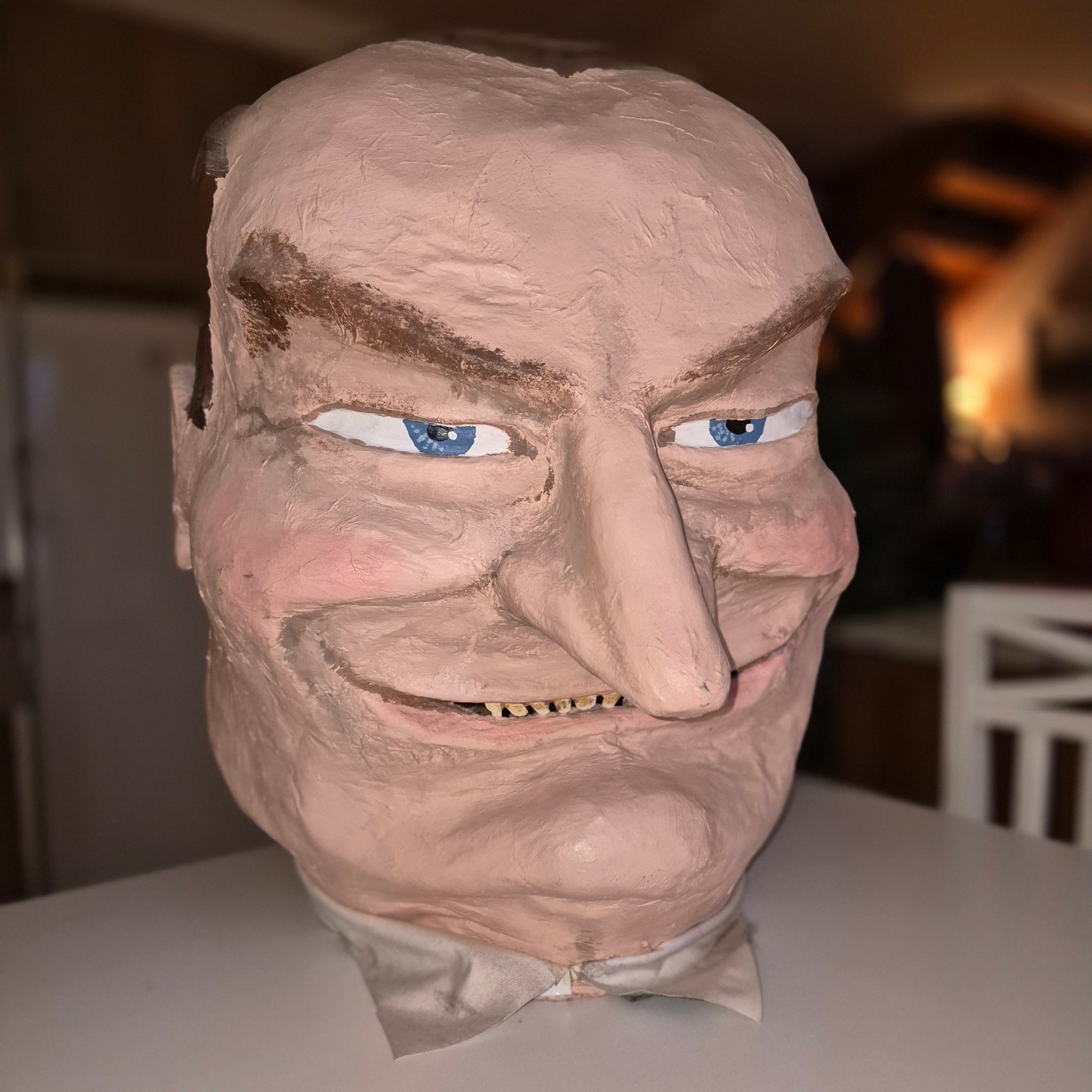 Rekvisita "Huvud" från "Resan som blev av" 1994.. | Köp på Tradera (695716958)