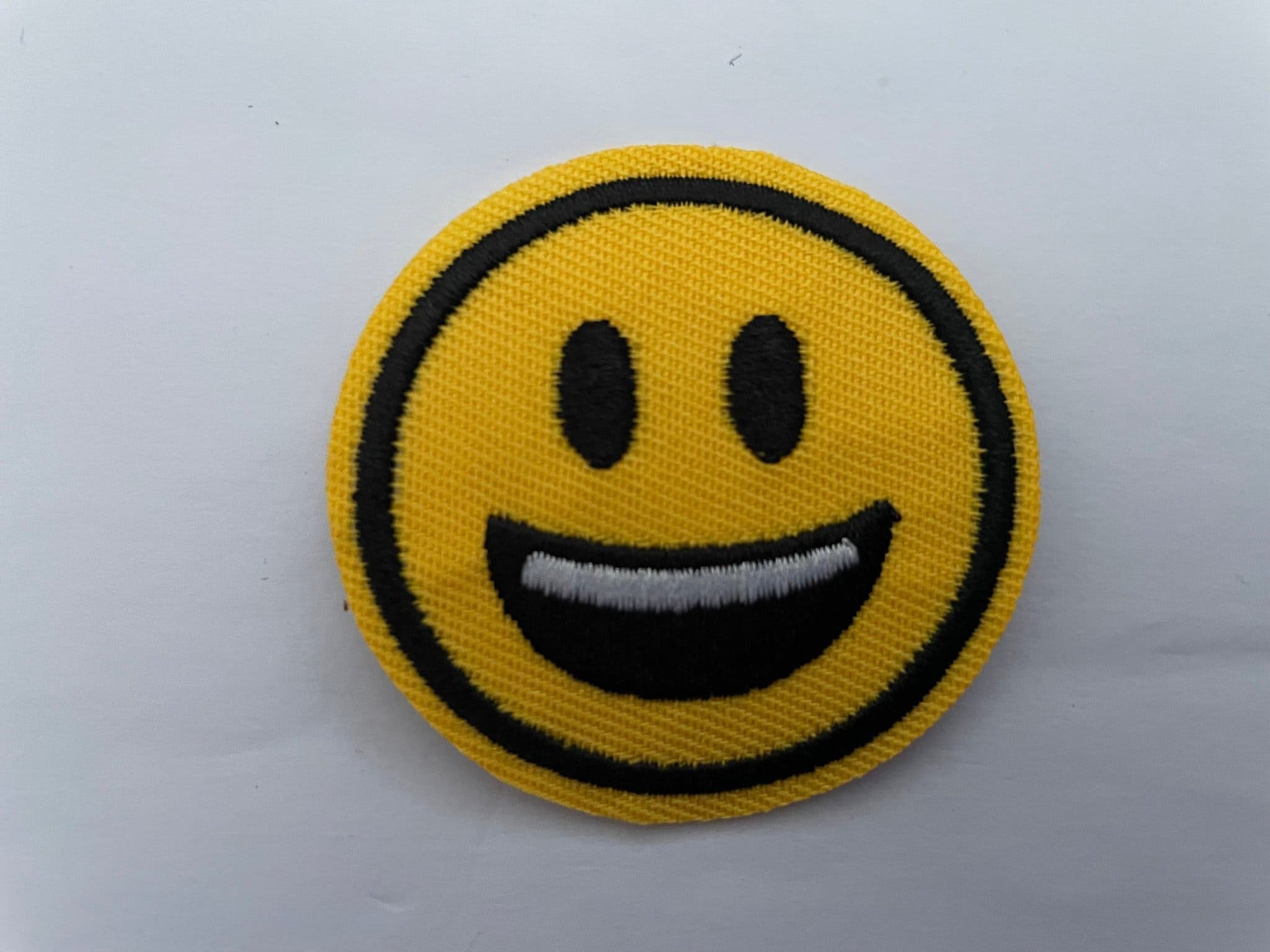Se produkter som liknar SMILEY EMOJI TYGMÄRKE på Tradera (693912358)