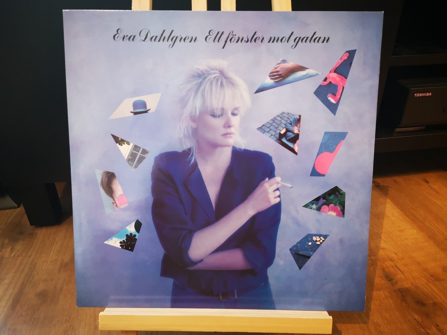 Se produkter som liknar Eva Dahlgren - Ett Fönster Mo.. på Tradera ...