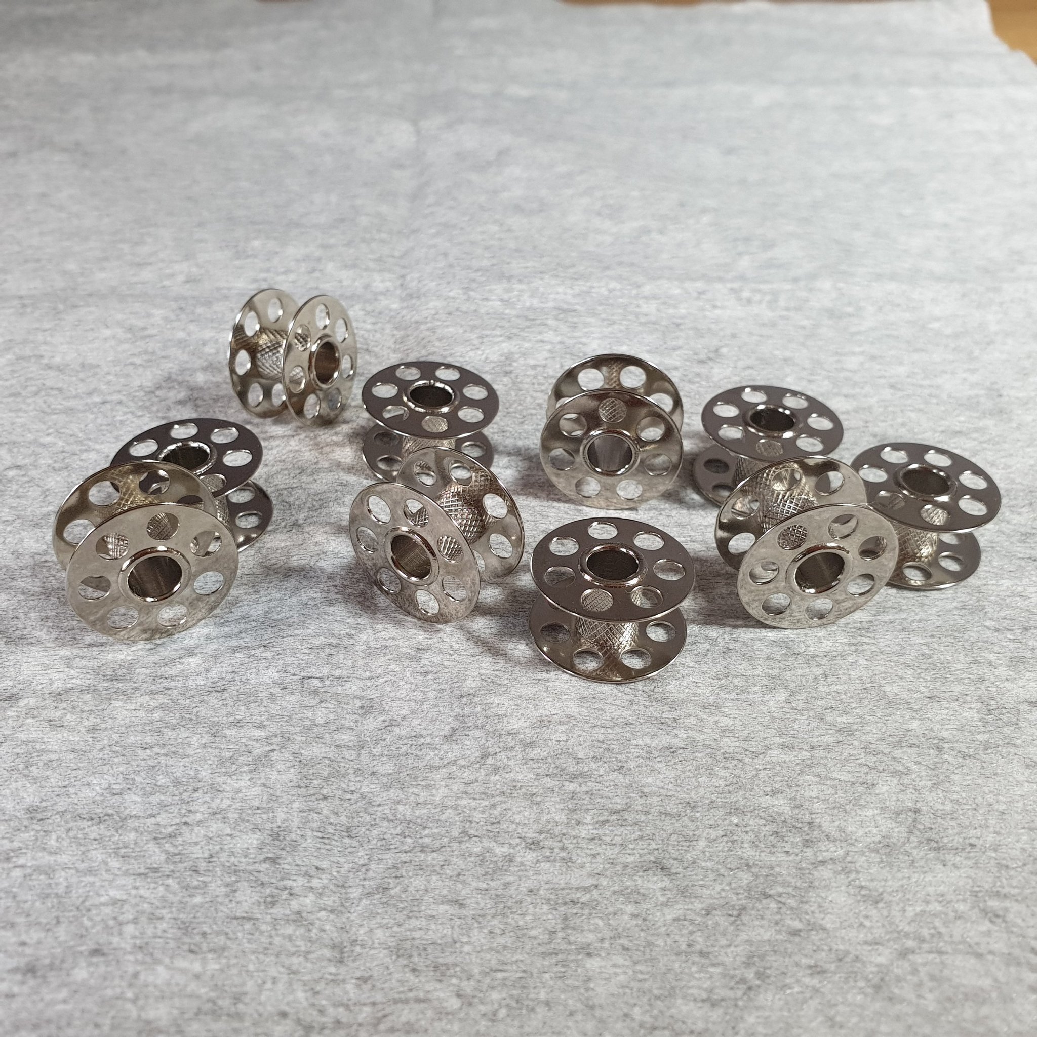 Se produkter som liknar Spolar till Bernina, 10 st på Tradera (637224269)