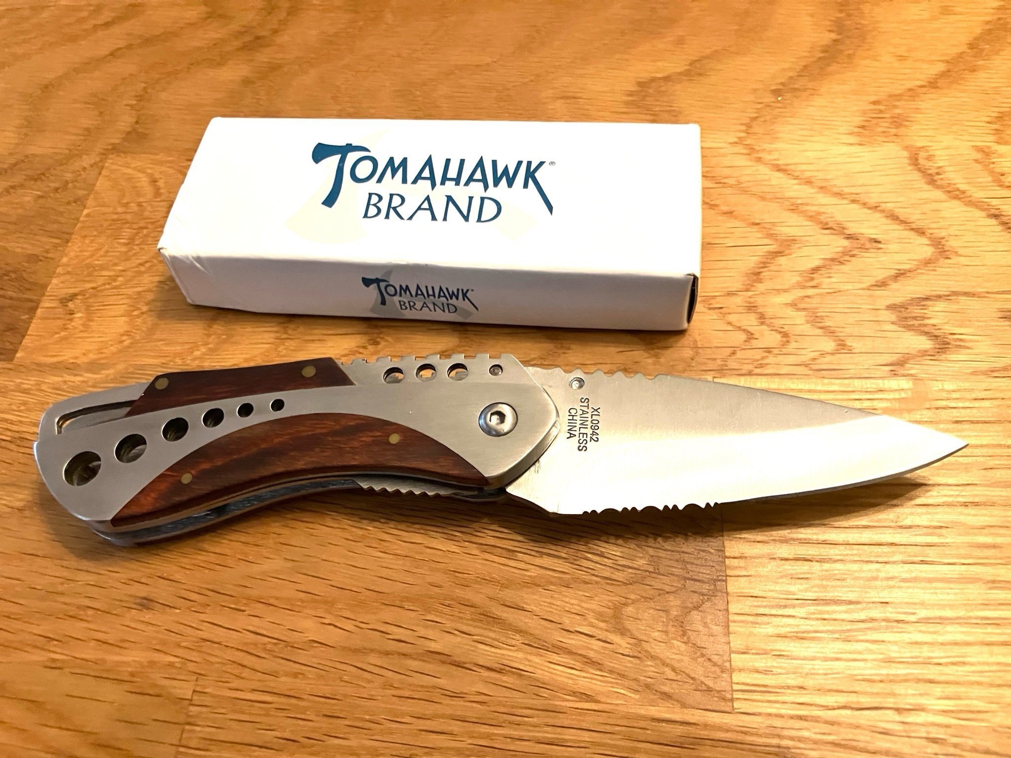Se produkter som liknar Tomahawk Brand Fällkniv på Tradera (637703489)