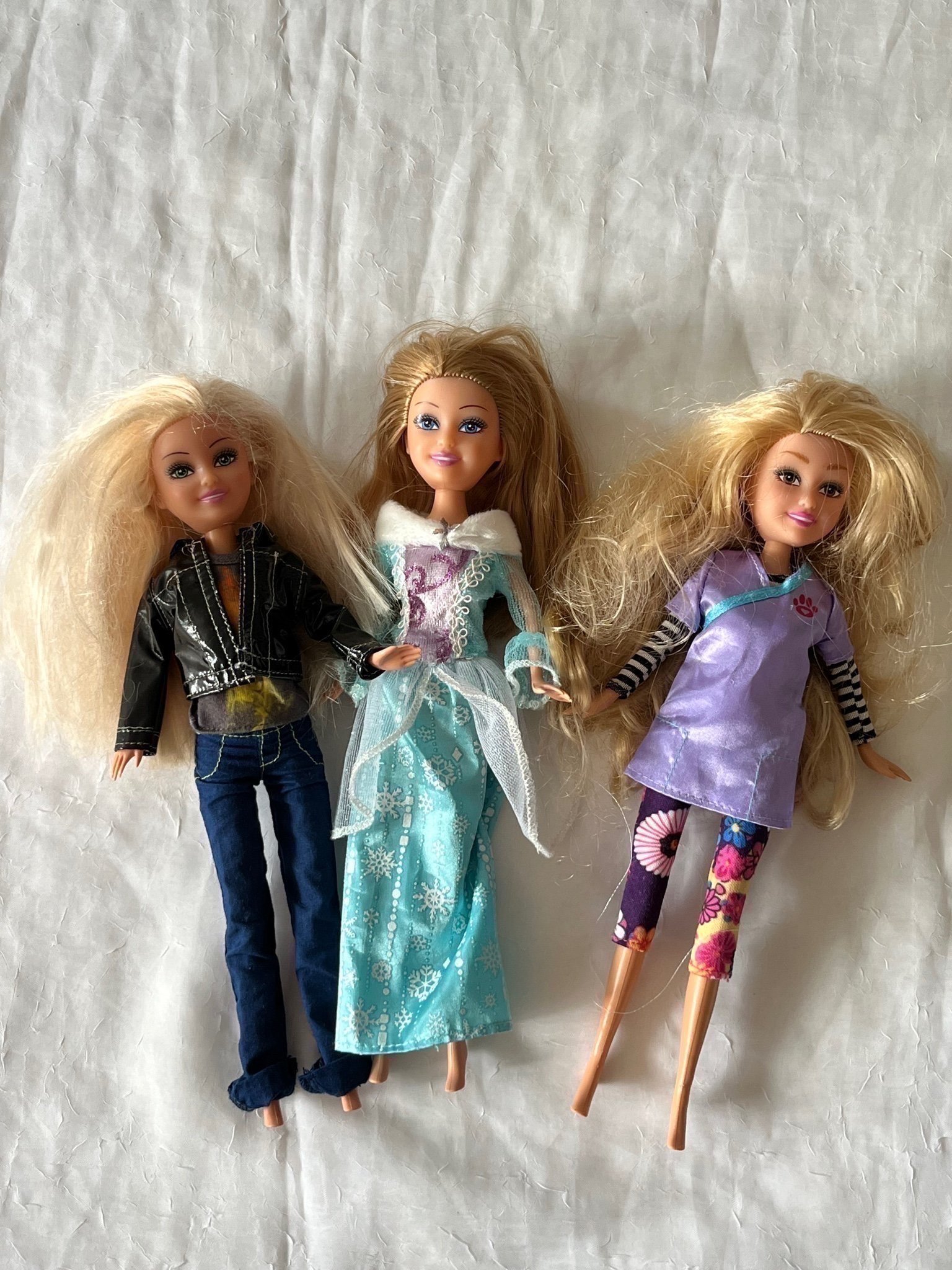 Dockor 3 st med fina kläder. | Köp på Tradera (706962683)