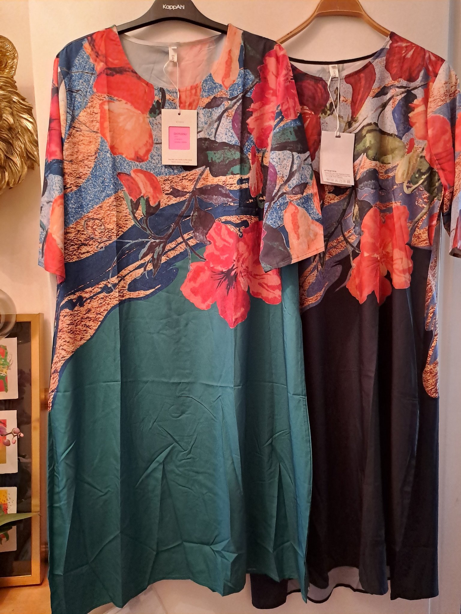 Två klänningar med blommigt mönster | Köp på Tradera (701275637)