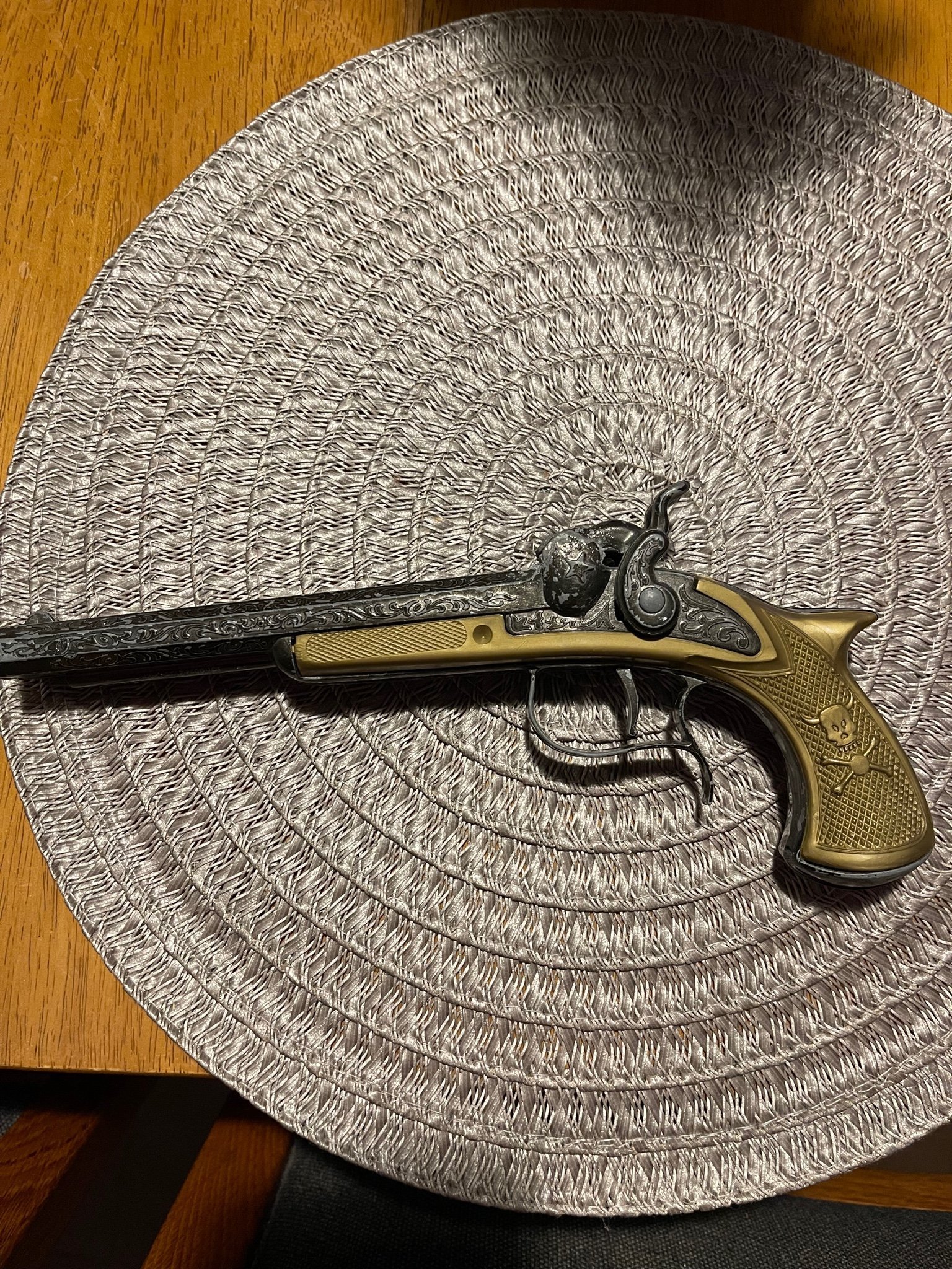 Dekorativ replika pistol | Köp på Tradera (696446834)