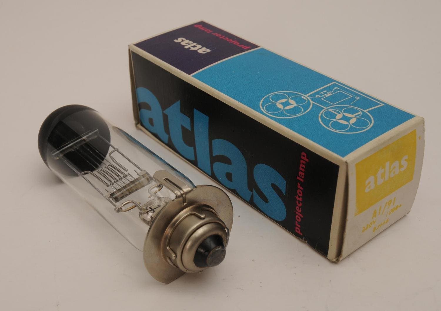 Projektorlampa P46s 230V/1000W Ny | Köp från L-Foto på Tradera (447621682)