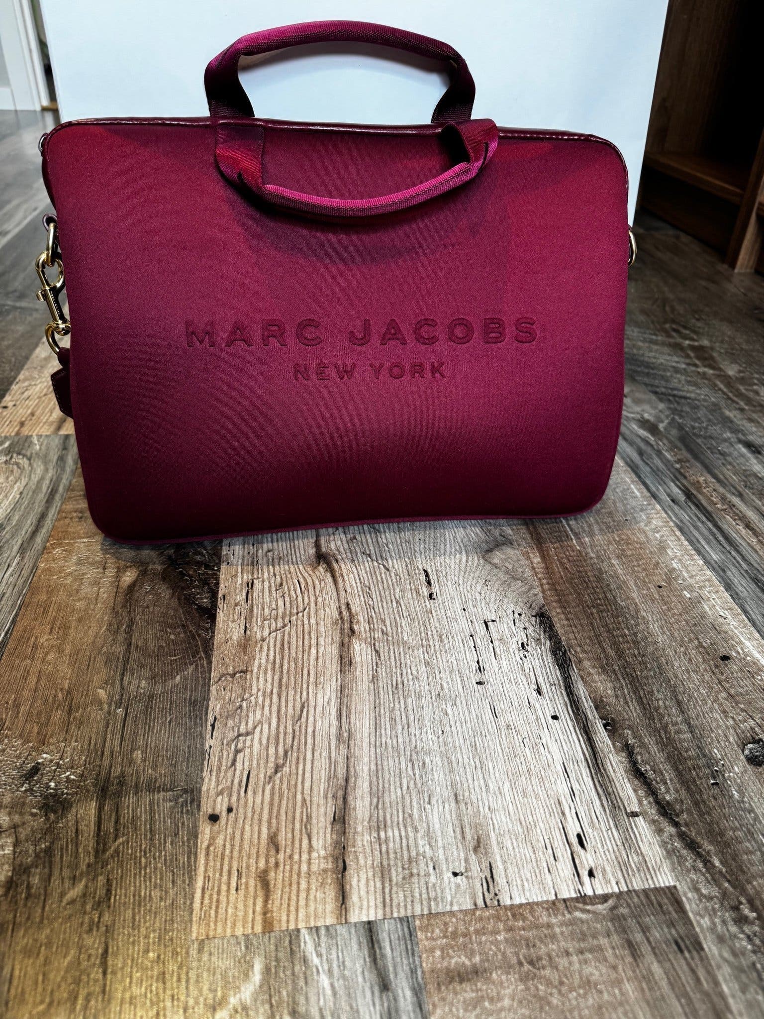 Se produkter som liknar Marc Jacobs laptop väska på Tradera (679053828)