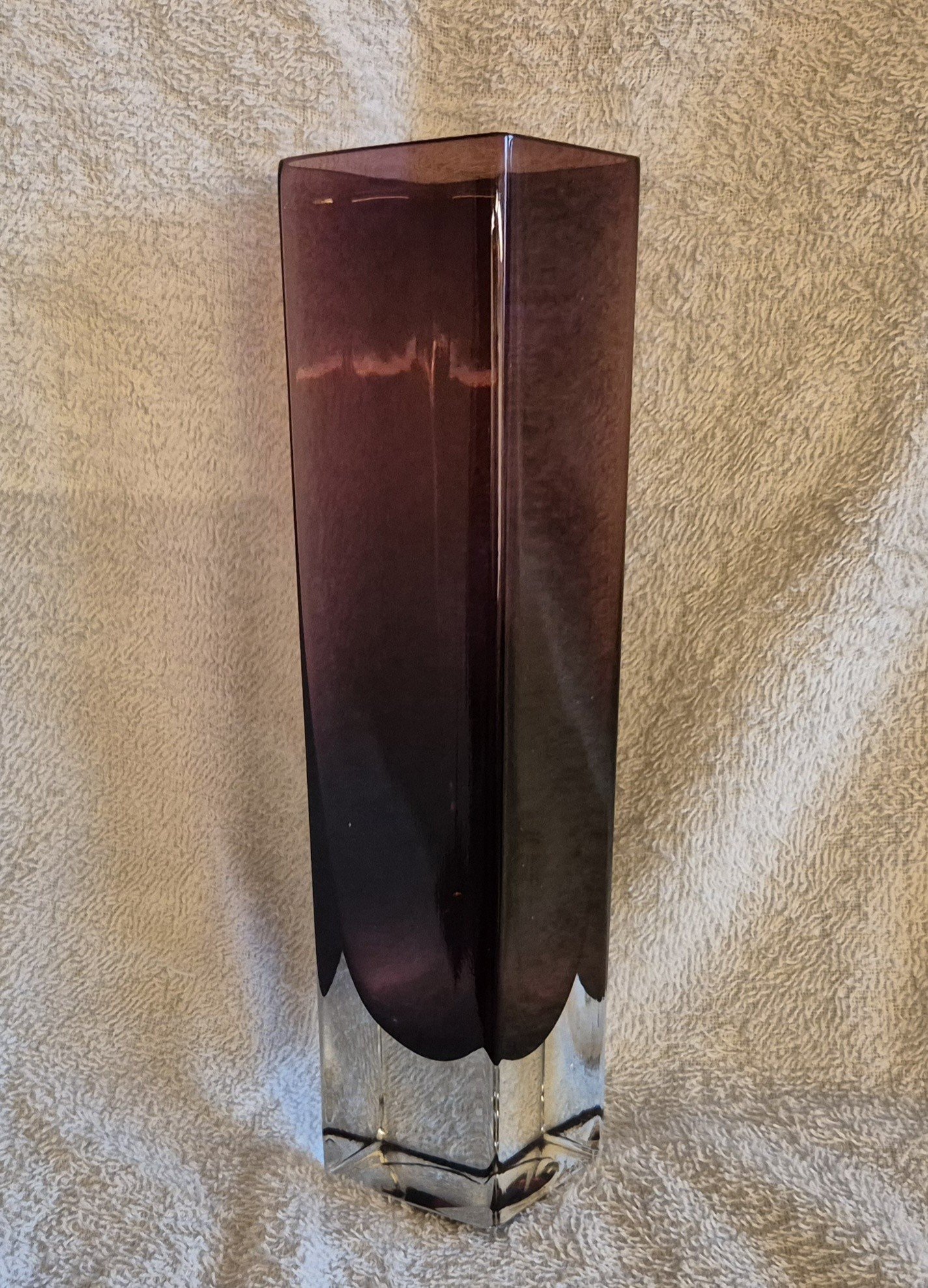 En fyrkantig lila vas i glas som andas 60-tal | Köp på Tradera (692900712)