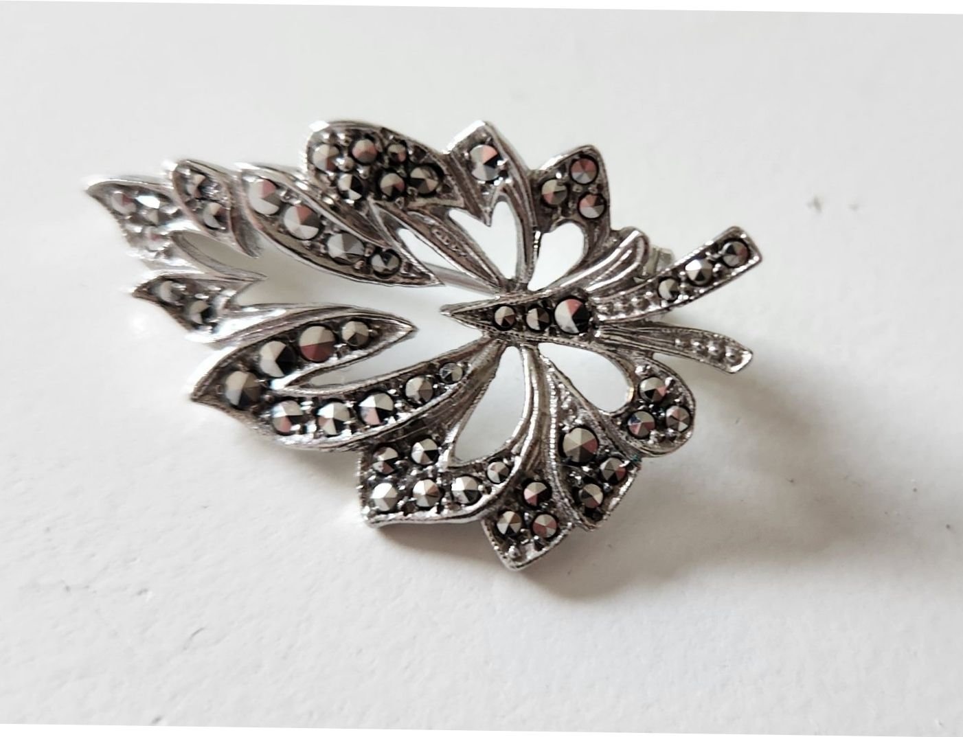 Vacker äldre brosch i silver.stämplad med stenar | Köp på Tradera ...