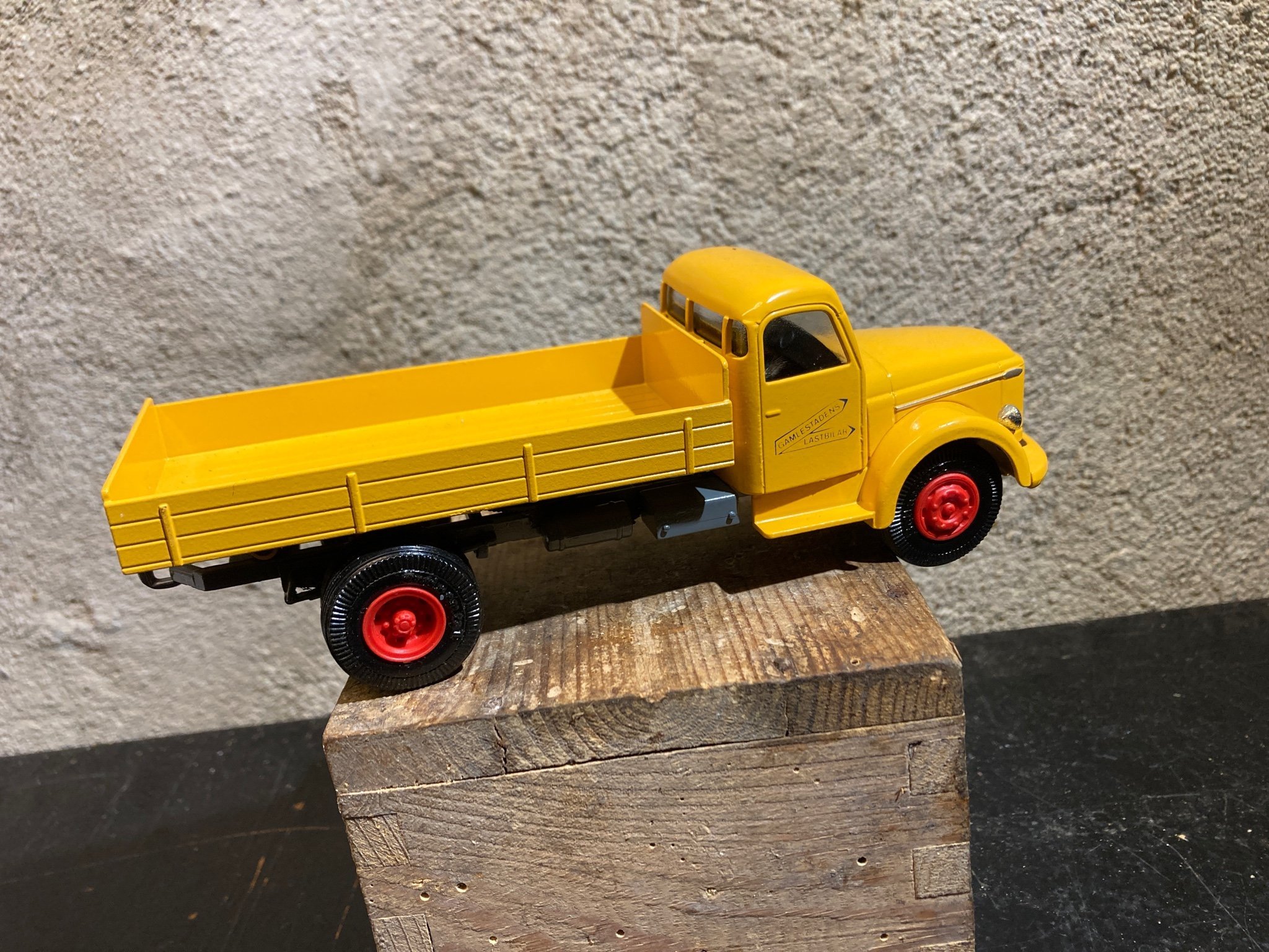 Se produkter som liknar LASTBIL VOLVO skala 1:50 Conrad på Tradera ...