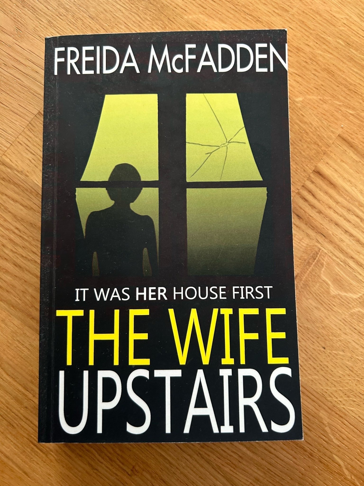 Se produkter som liknar The Wife Upstairs av Freida M.. på Tradera ...