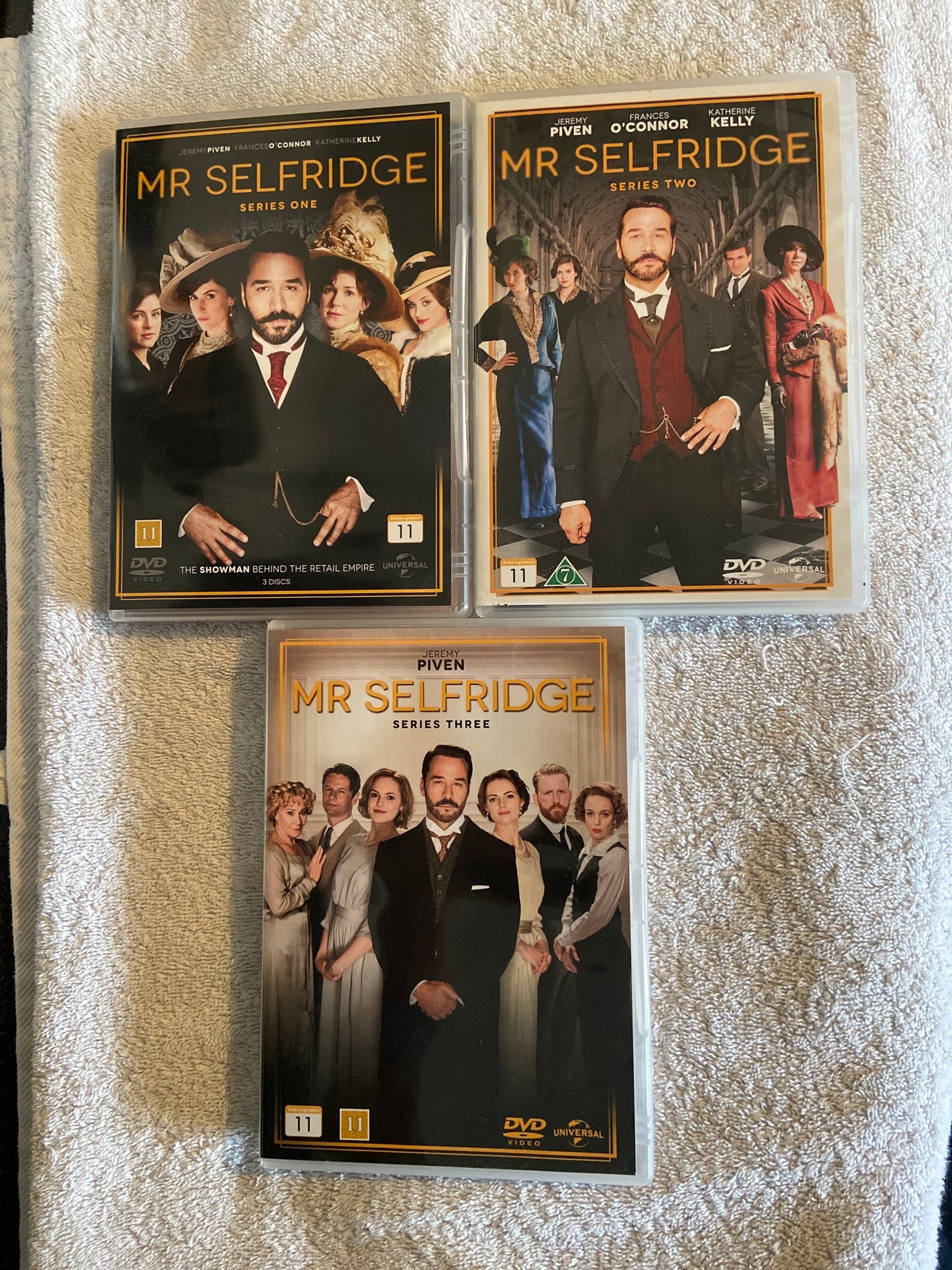 Mr Selfridge - Säsong 1-3 - DVD i fint skick | Köp på Tradera (693216081)